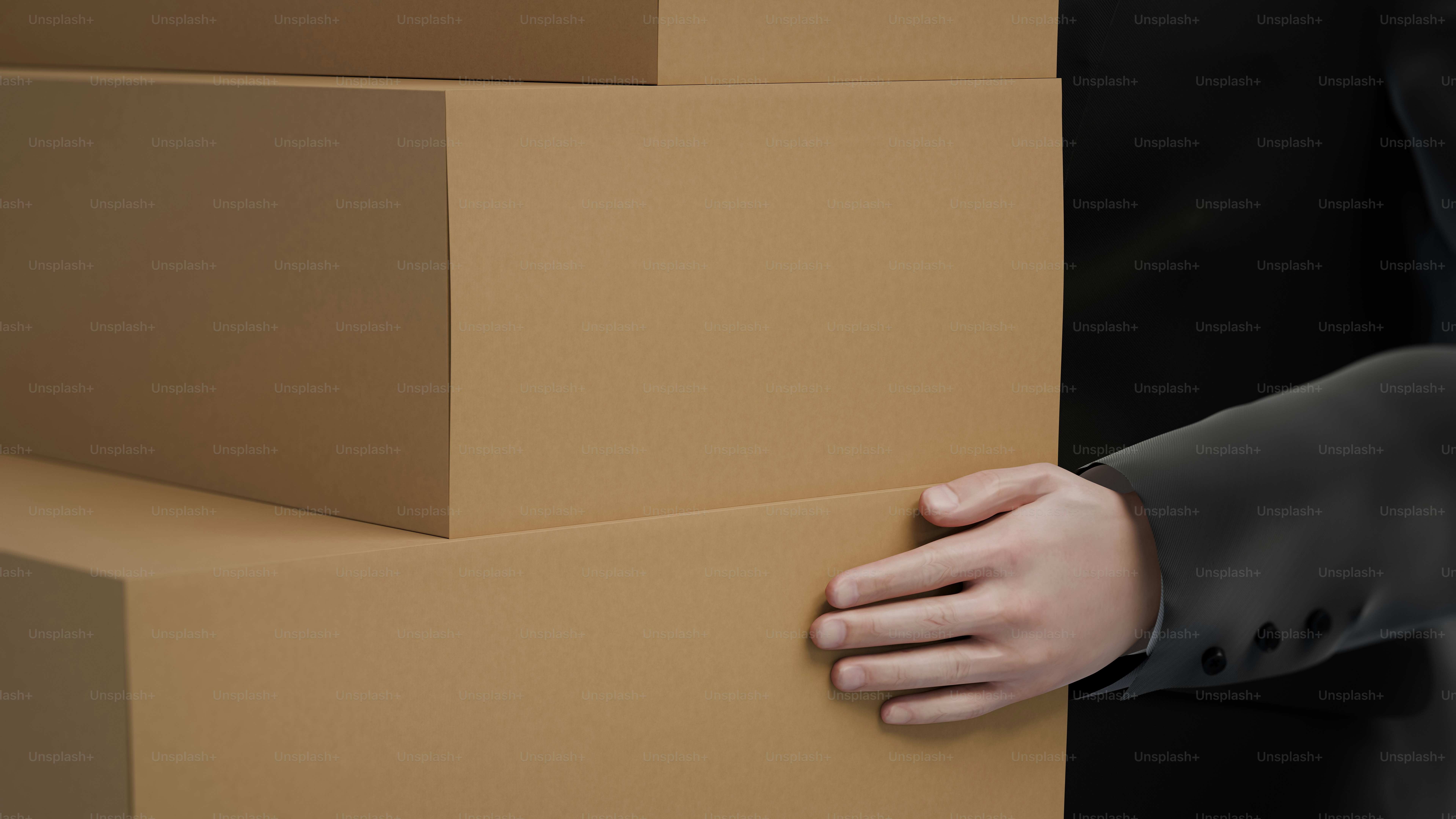 Una persona con traje sosteniendo una caja de cartón foto – Imagen de ...