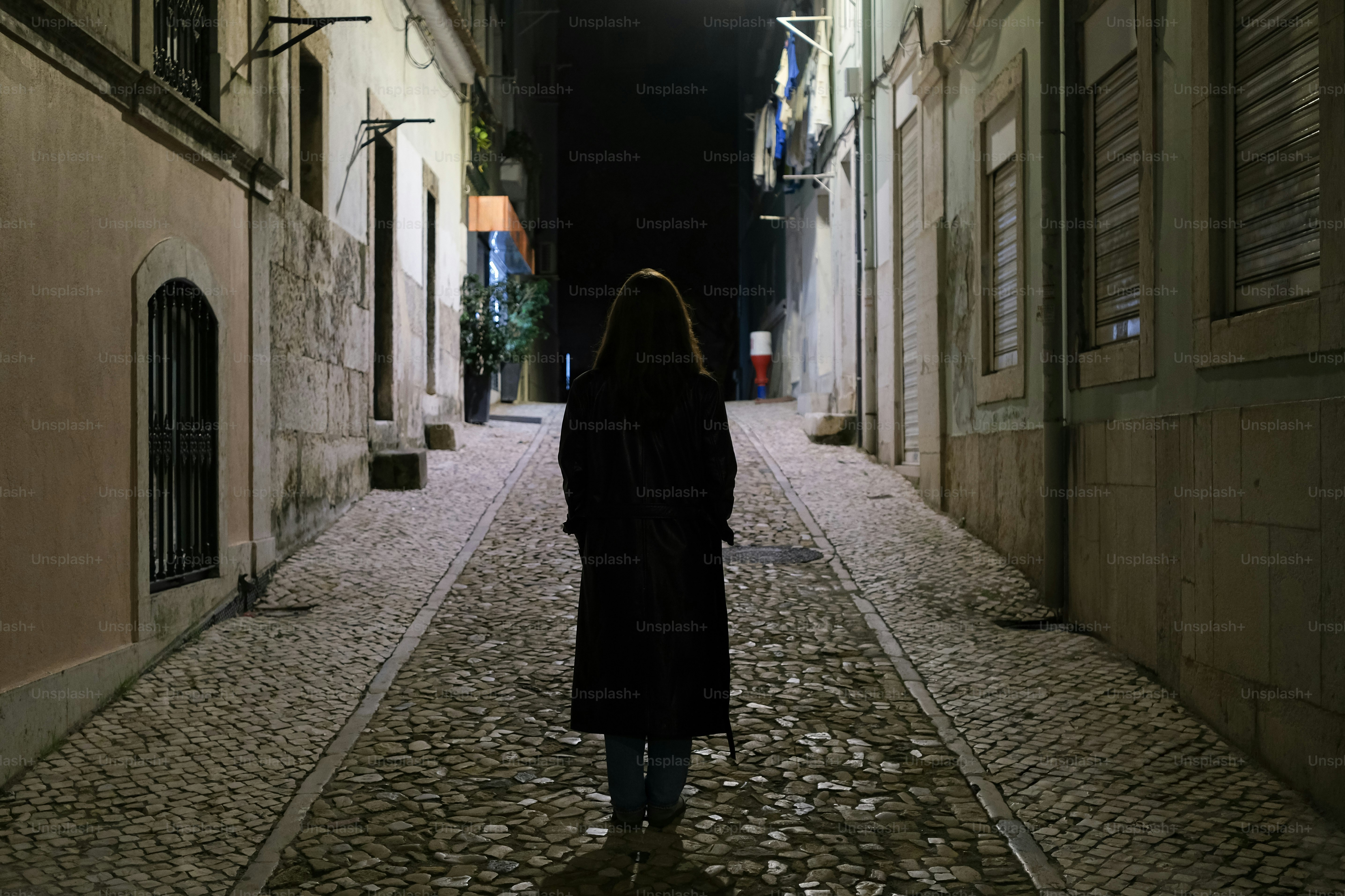 Images de Femme Seule Dans La Nuit | Téléchargez des images gratuites ...