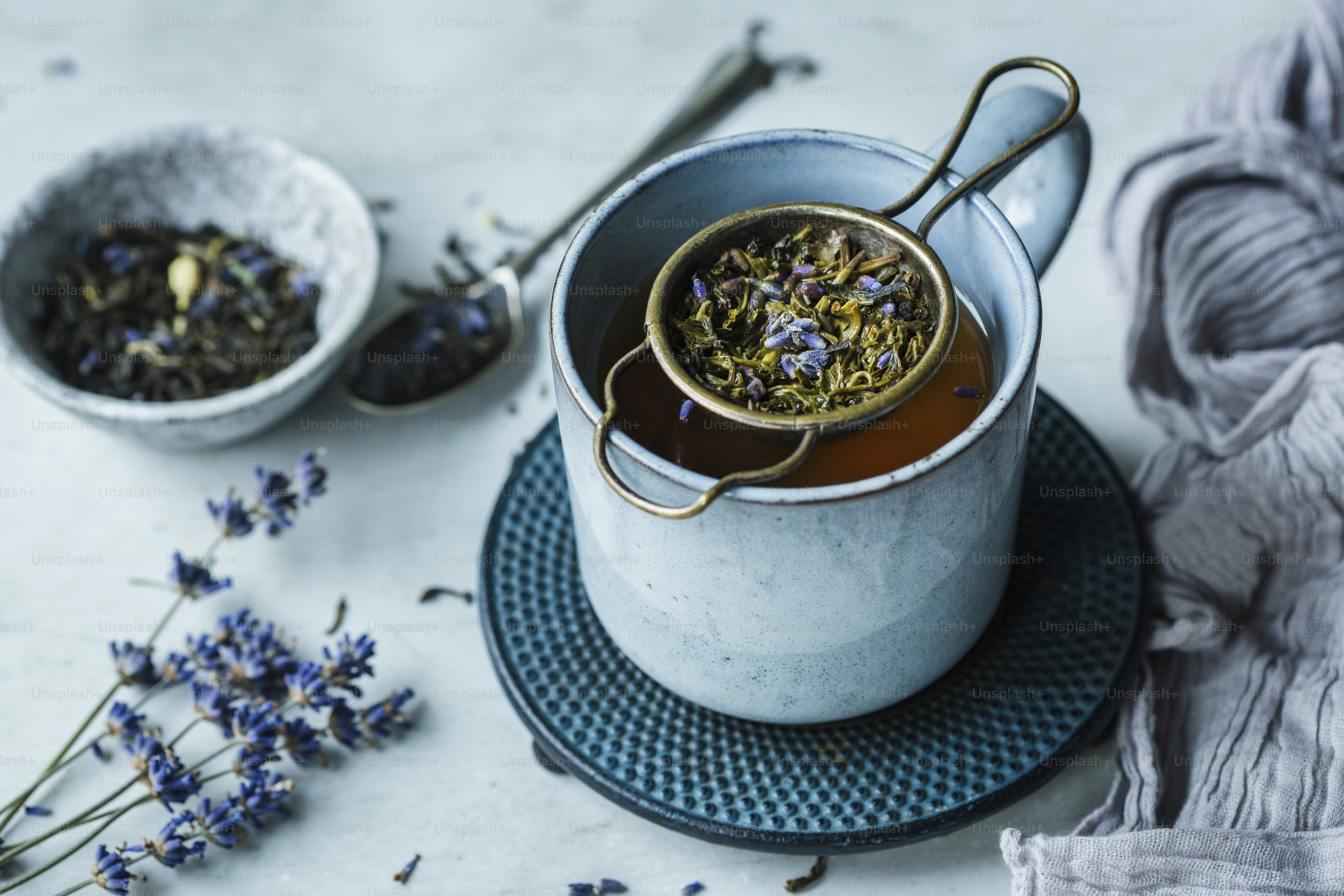 A cup of tea with a spoon in it photo – Tea Image on Unsplash