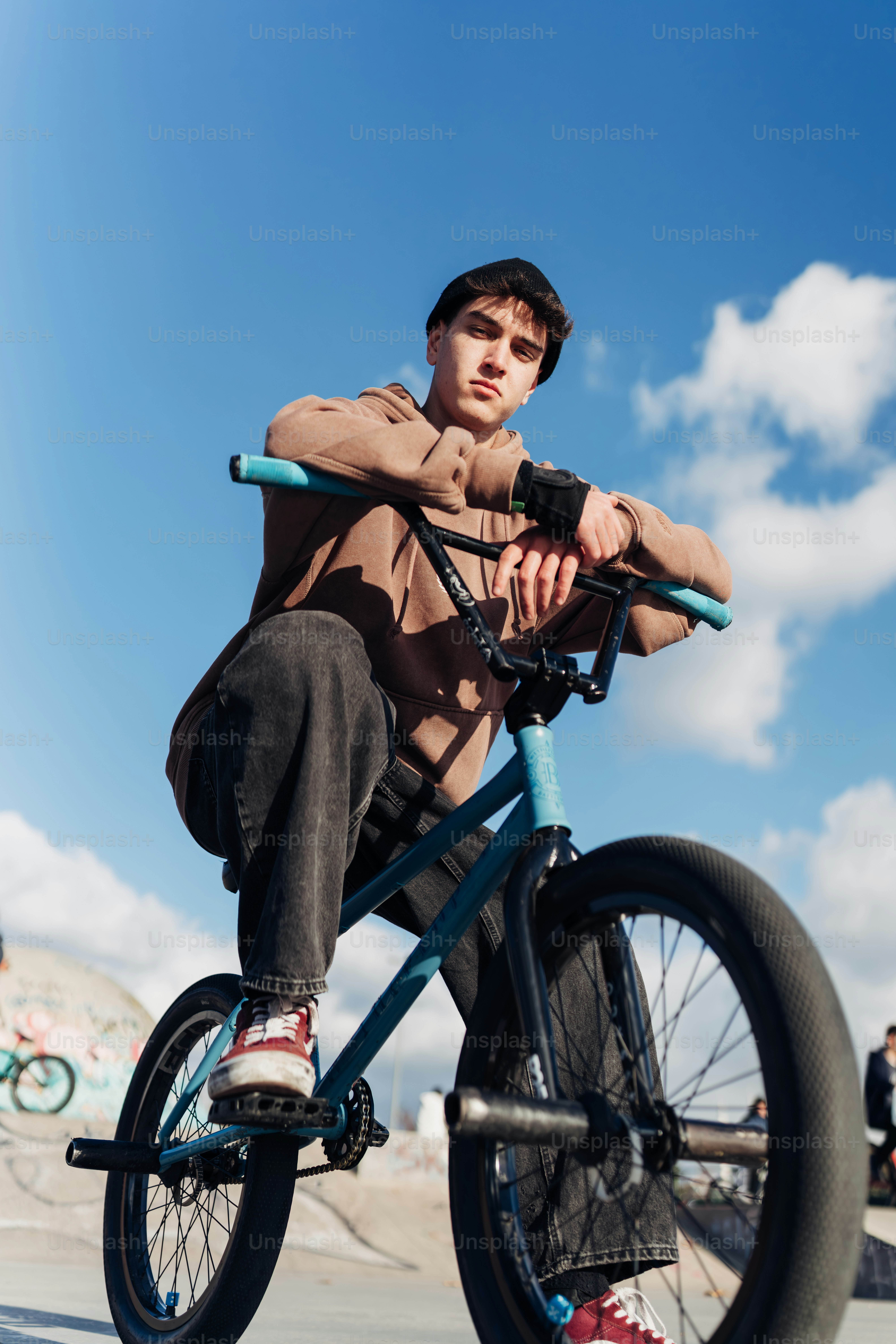 A young man is riding a bike in a skate park photo – Bike Image on Unsplash
