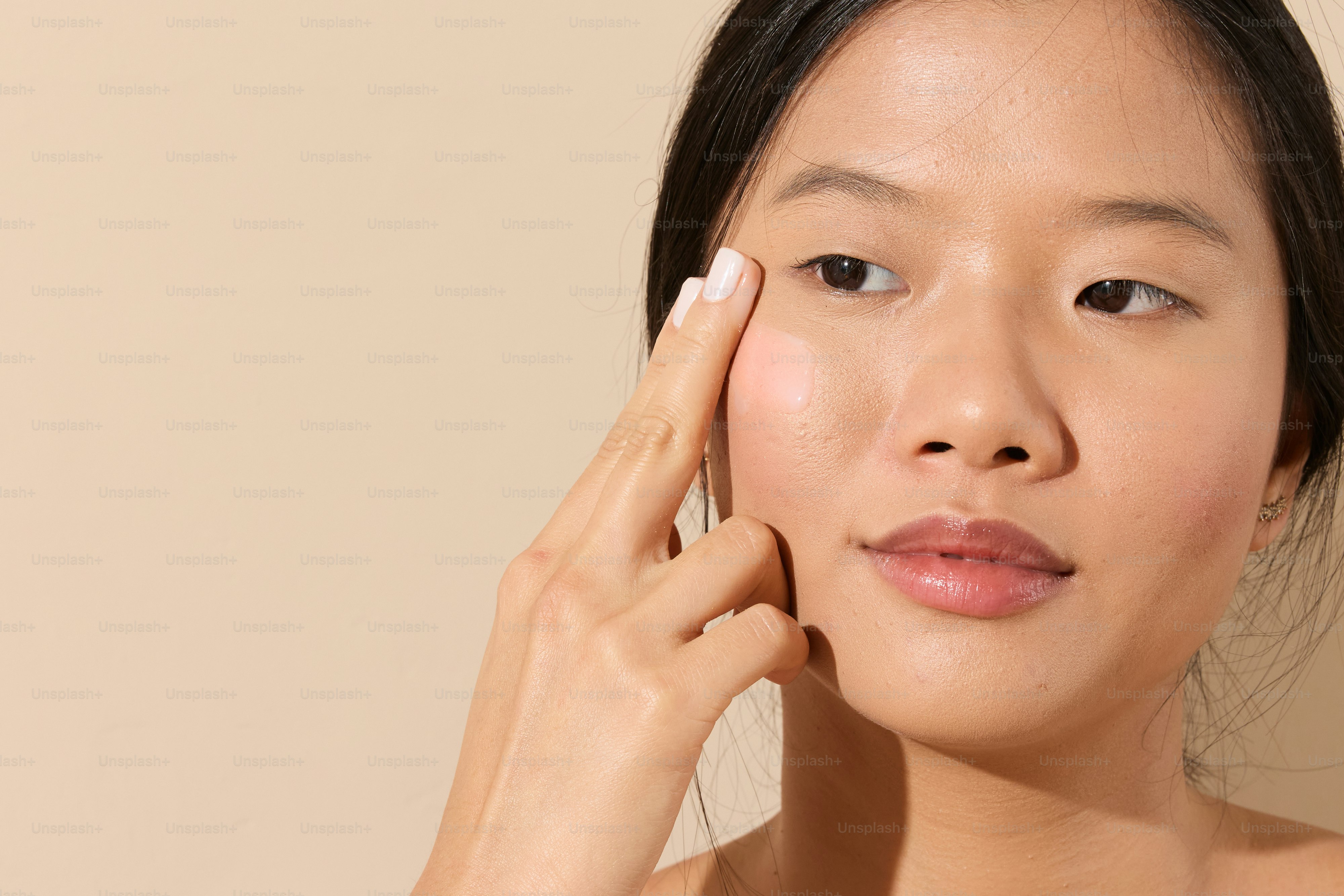 A woman holding her hand up to her face photo – Korean Image on Unsplash