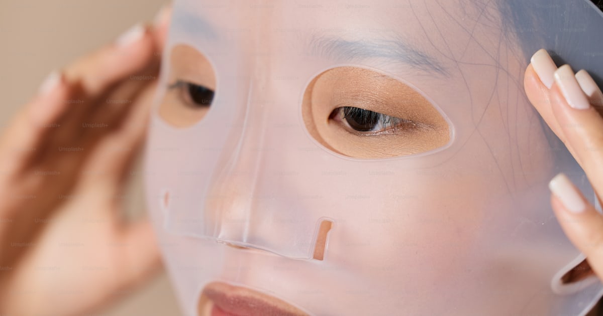 한 여성이 얼굴에 마스크를 씌우고 있다 사진 Unsplash의 동양인 이미지