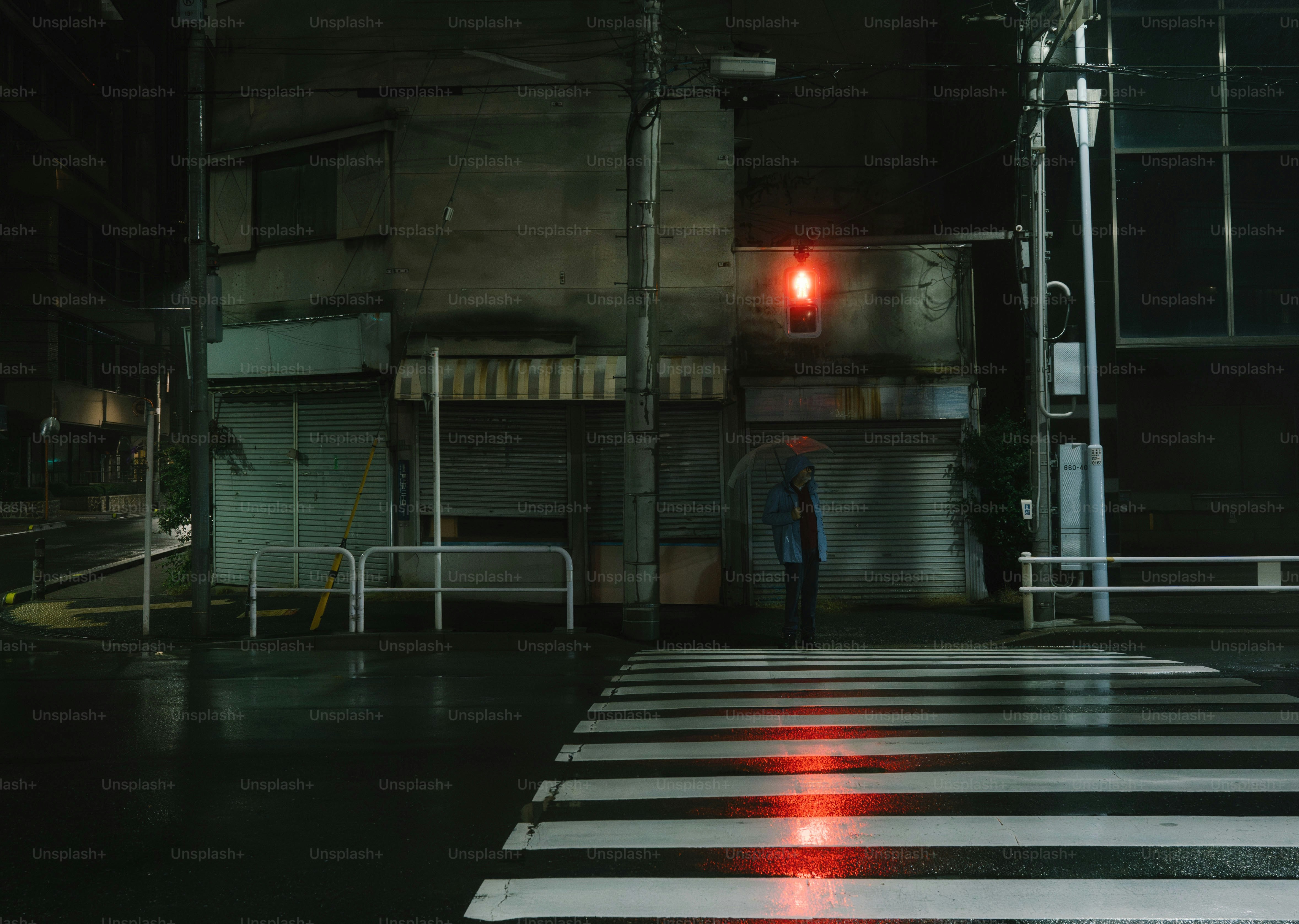 Un passage pour piétons avec un feu rouge la nuit photo – Image de ...