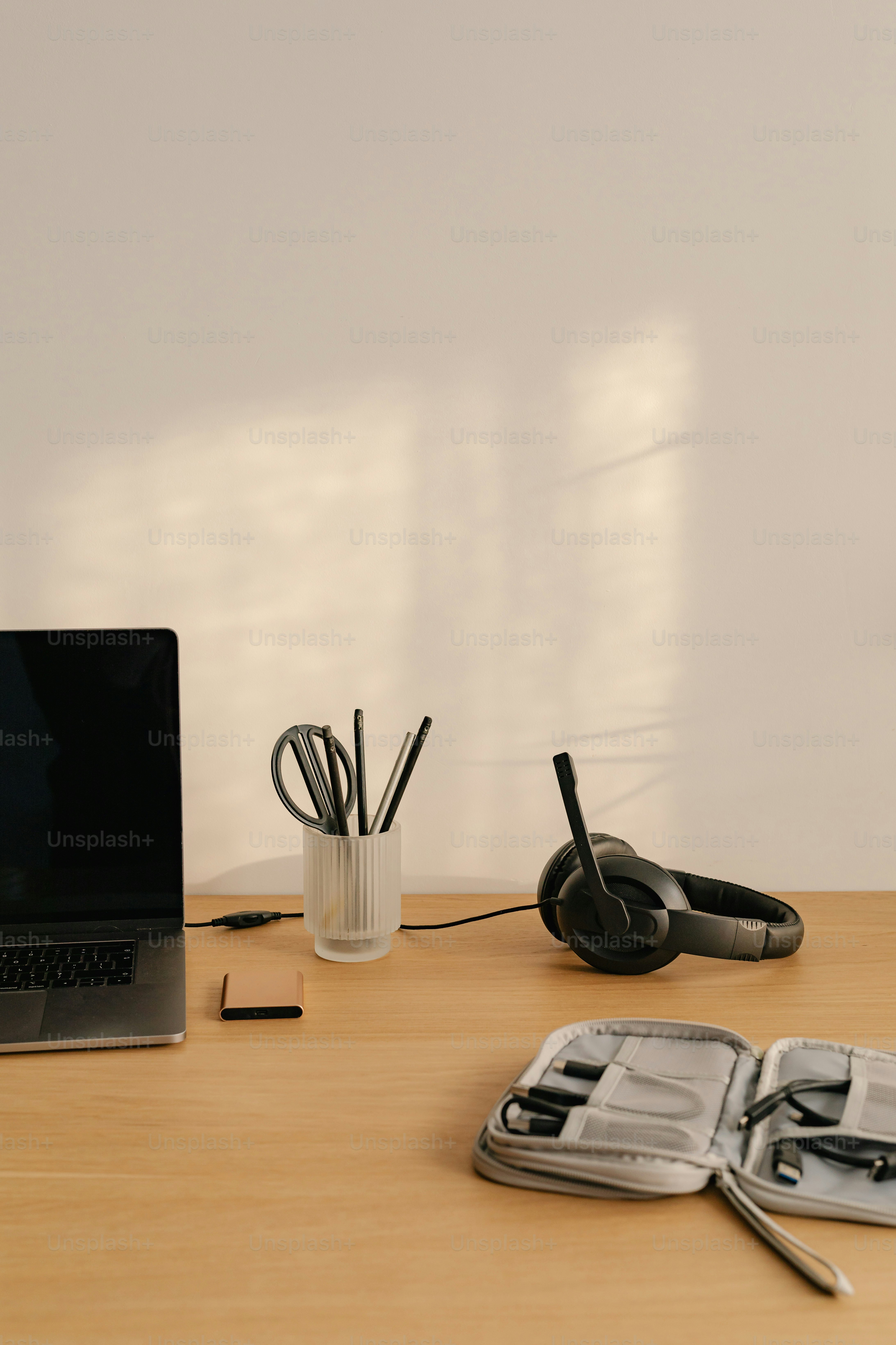 Un ordinateur portable posé sur un bureau en bois photo – Image de ...