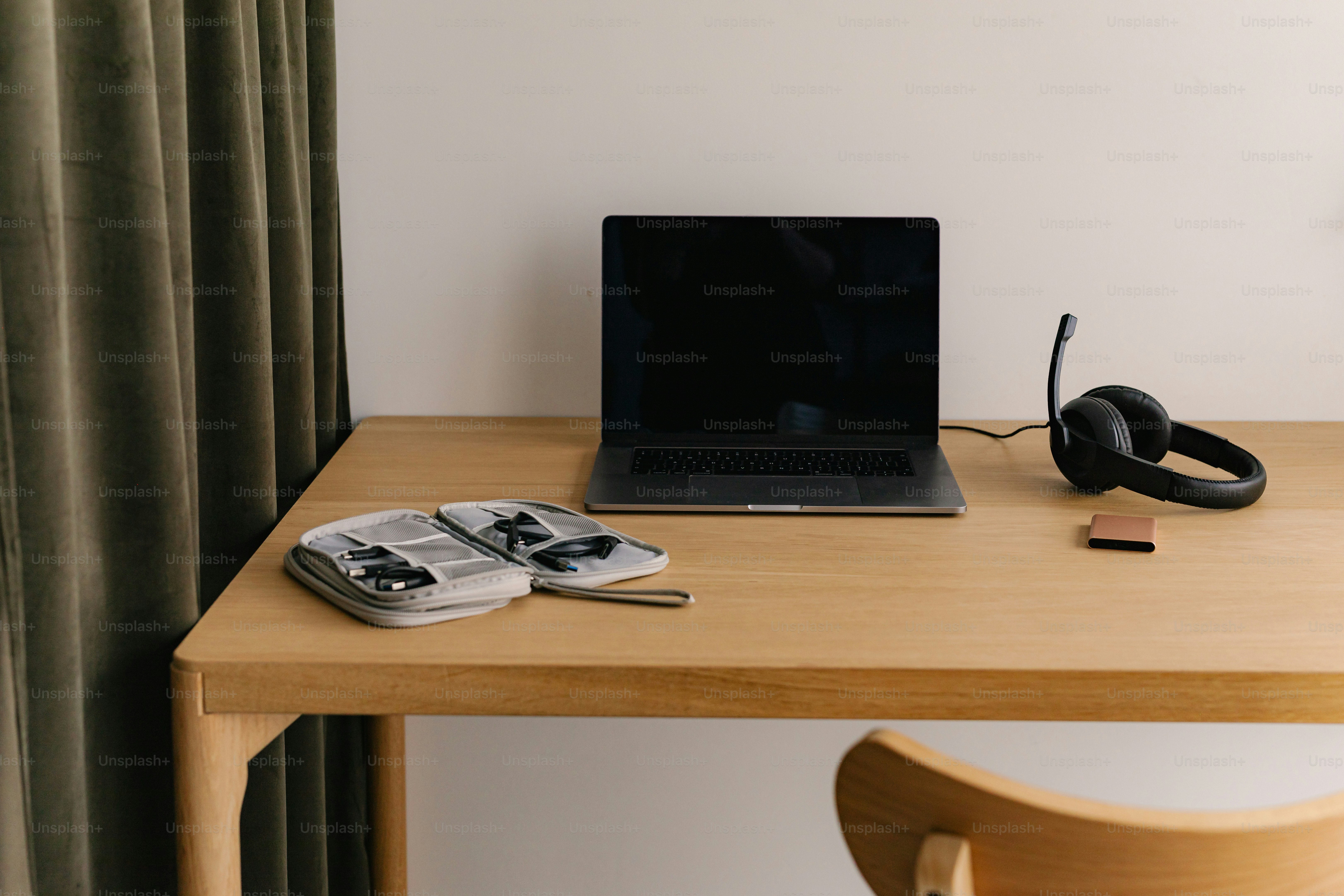 Un ordinateur portable posé sur un bureau en bois photo – Image de ...