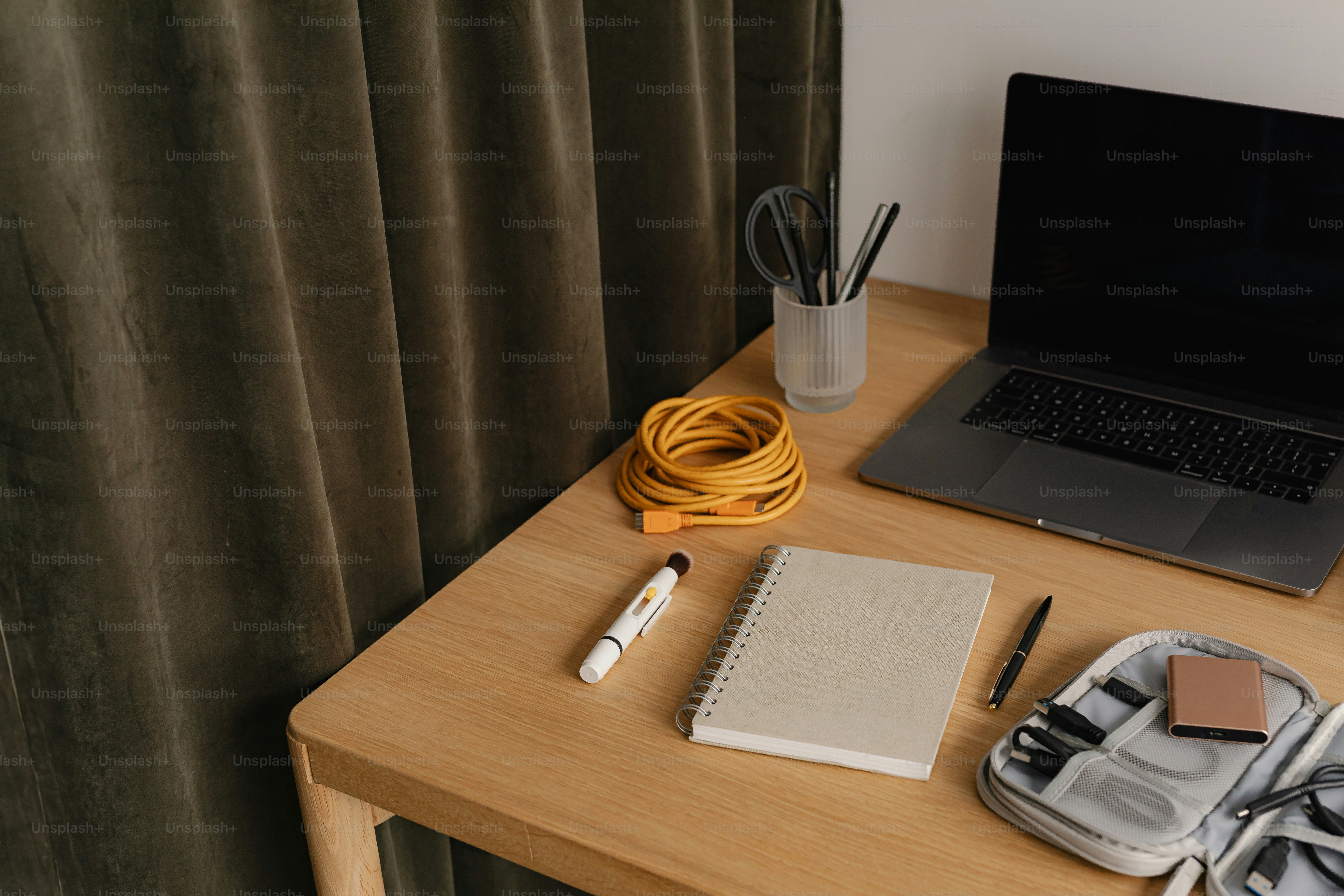Un ordinateur portable posé sur un bureau en bois photo – Image de ...