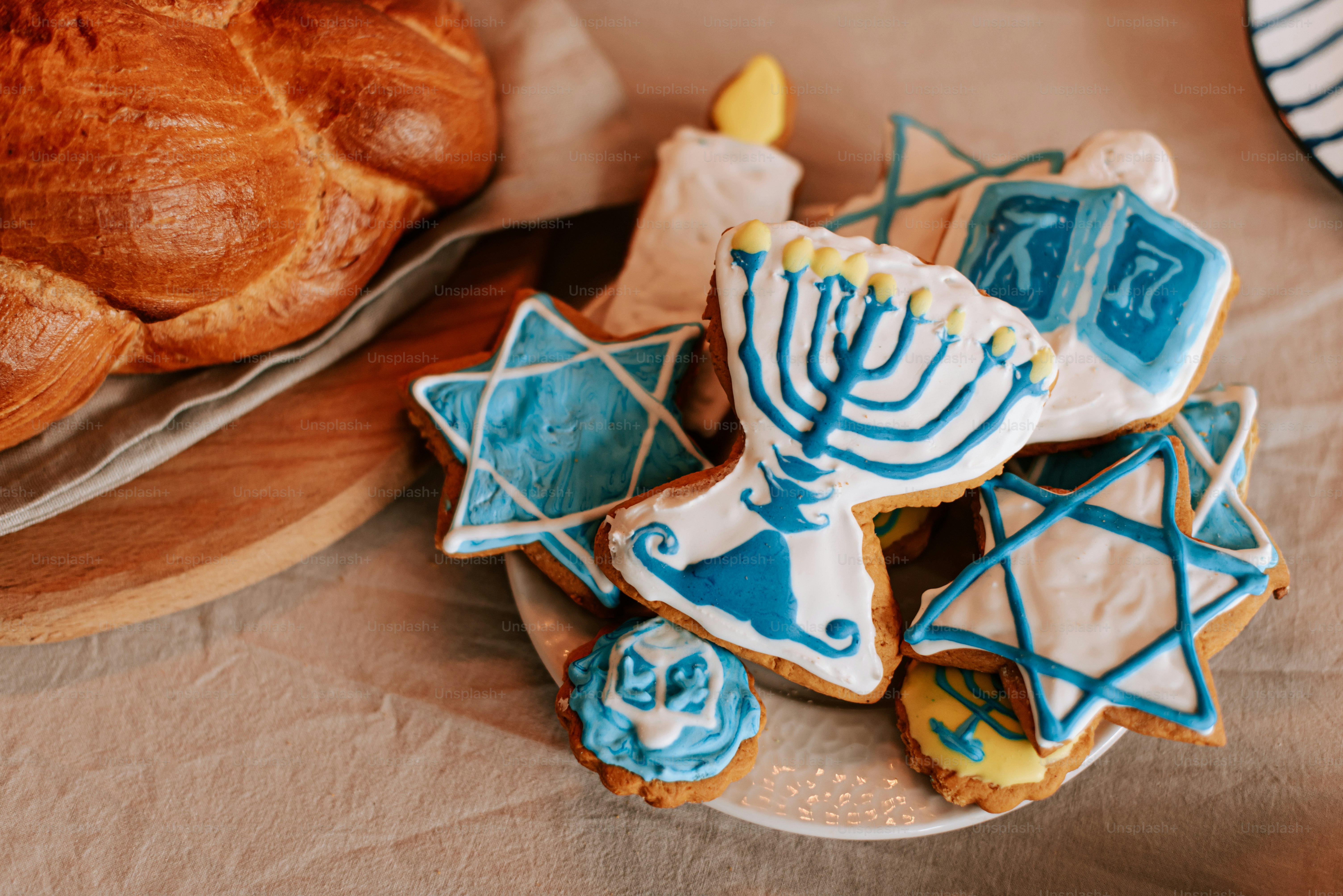 A plate of cookies with a menorah on it photo – Food Image on Unsplash