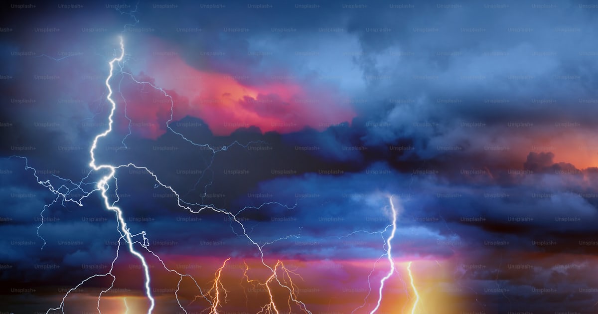 Donner, Blitz und Regen in einer stürmischen Sommernacht. Foto – Bild ... Donner, Blitz und Regen in einer stürmischen Sommernacht. Foto – Bild ...