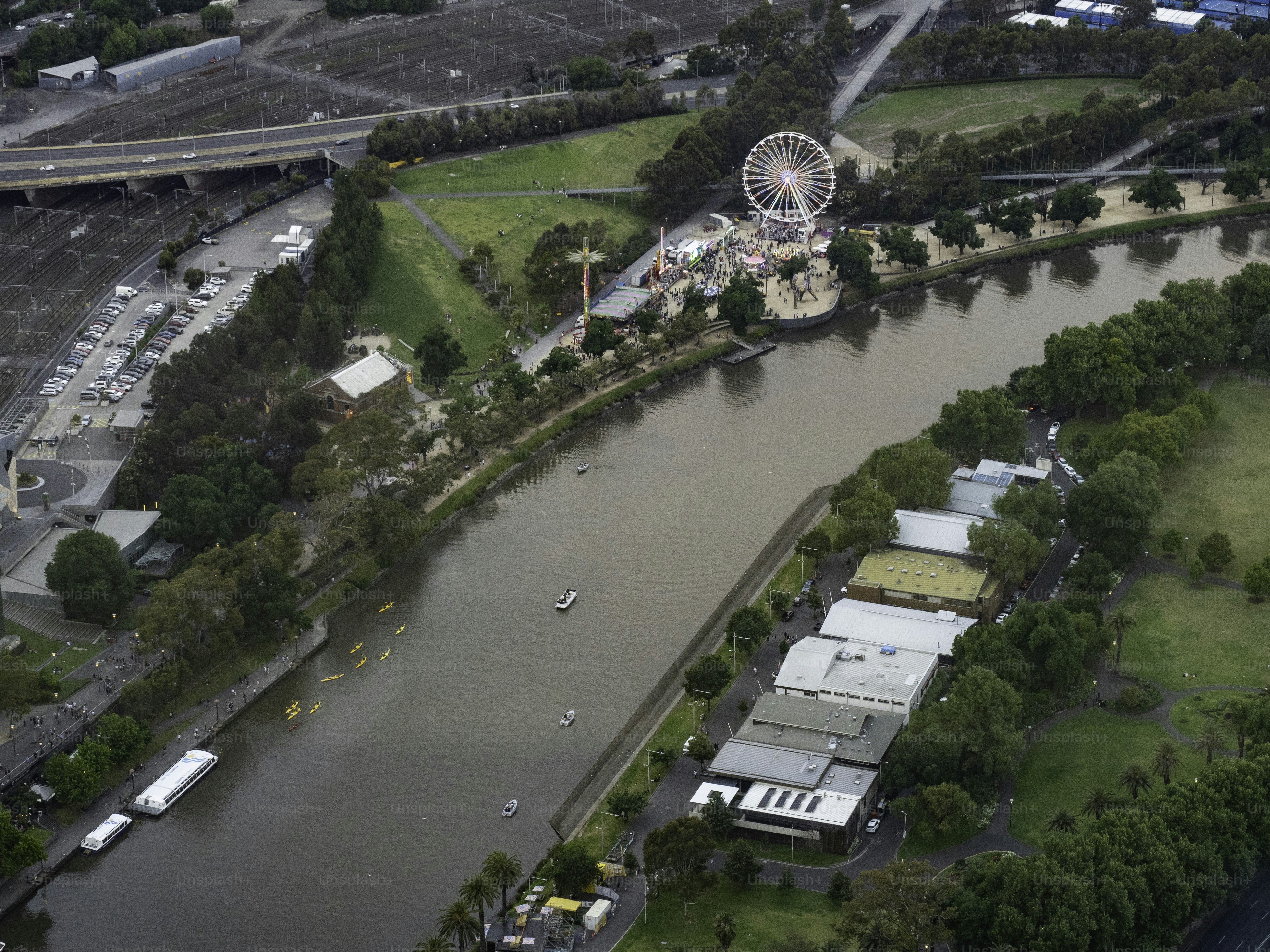 Vista desde alto del recinto del parque de Melbourne y el río Yarra foto – Imagen de Parque de ...
