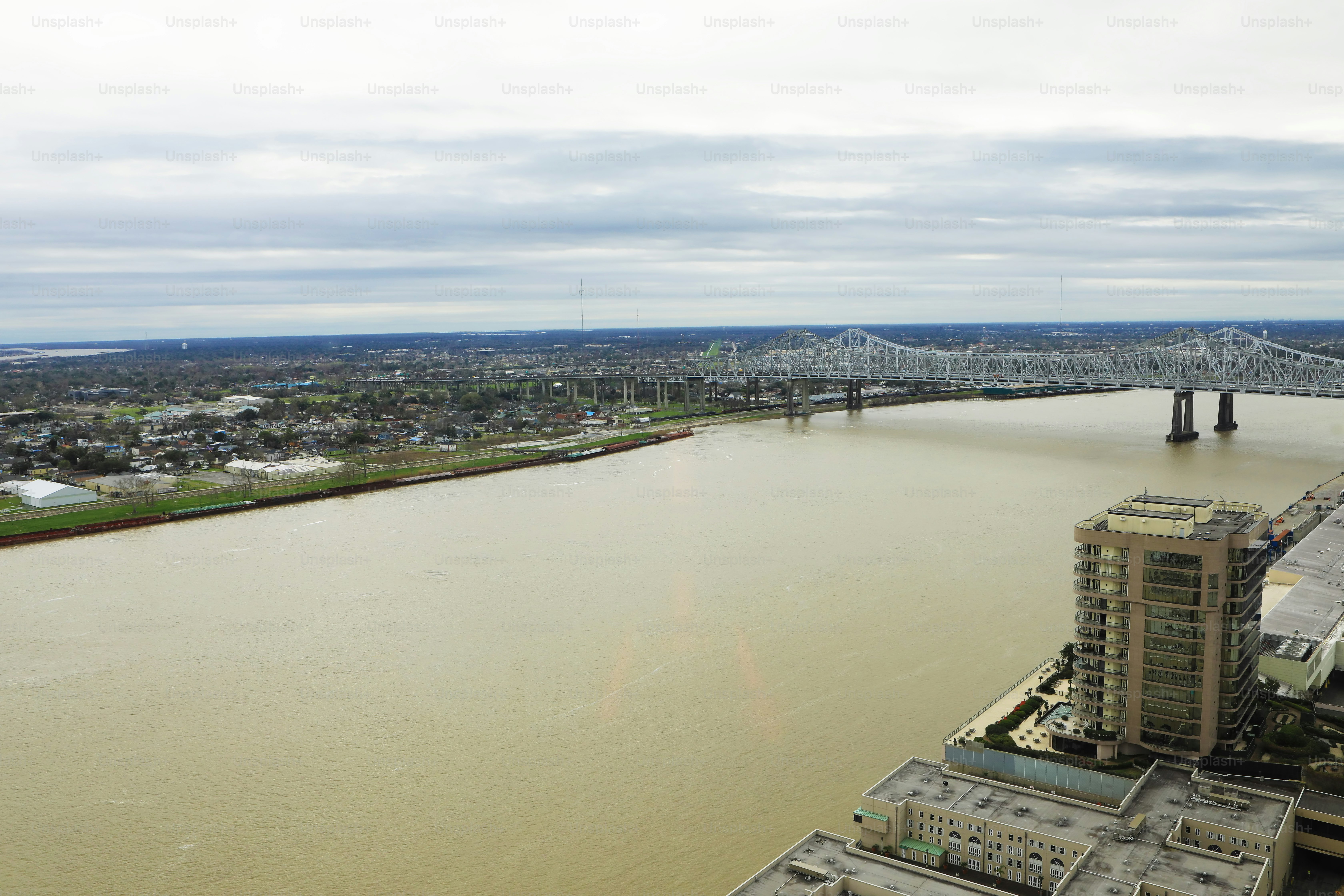 Una escena aérea del río Mississippi en Nueva Orleans, Luisiana ...