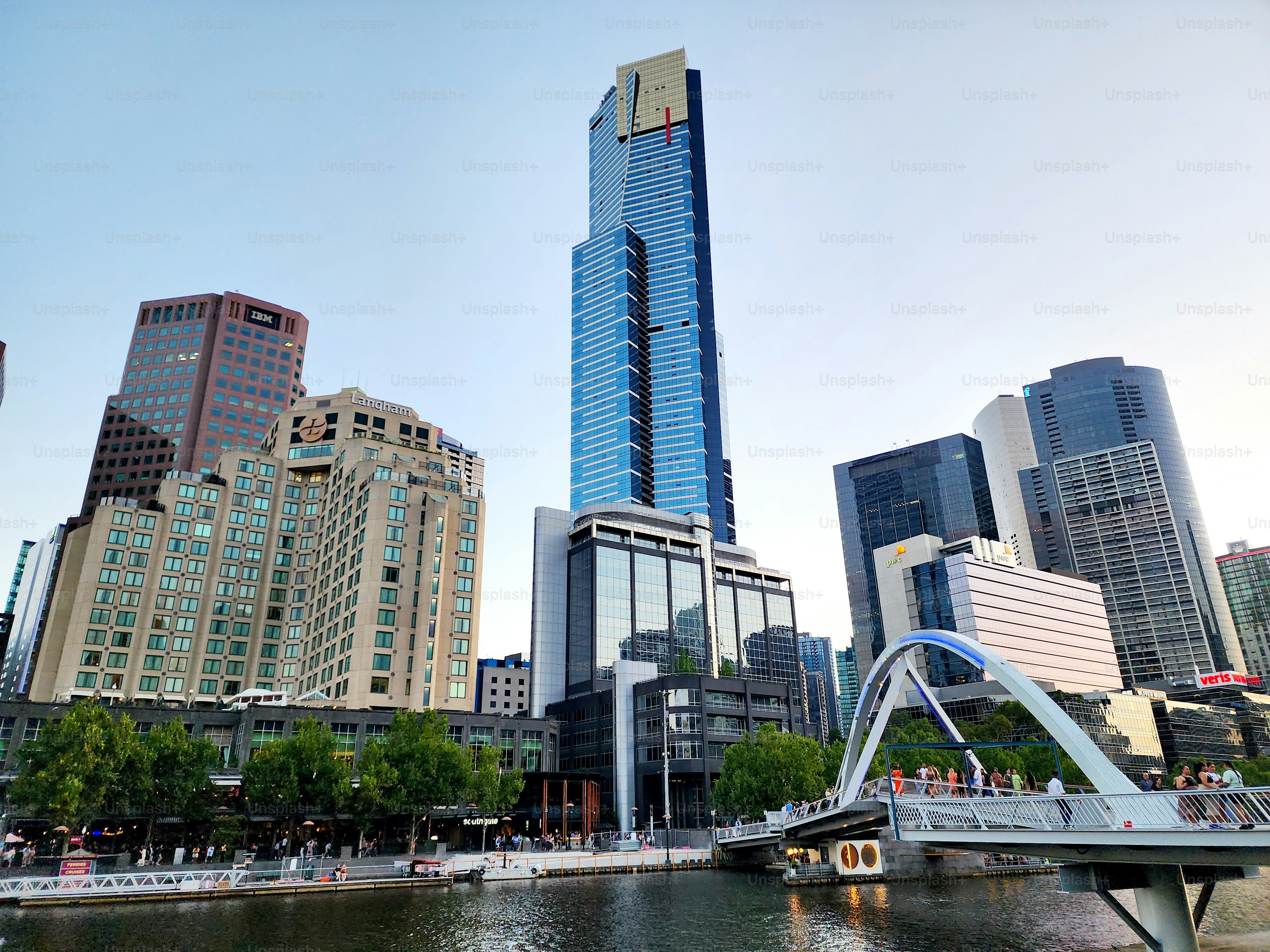 La icónica Torre Eureka y el río Yarra en Melbourne, Australia. Tomas diurnas. La Torre Eureka ...