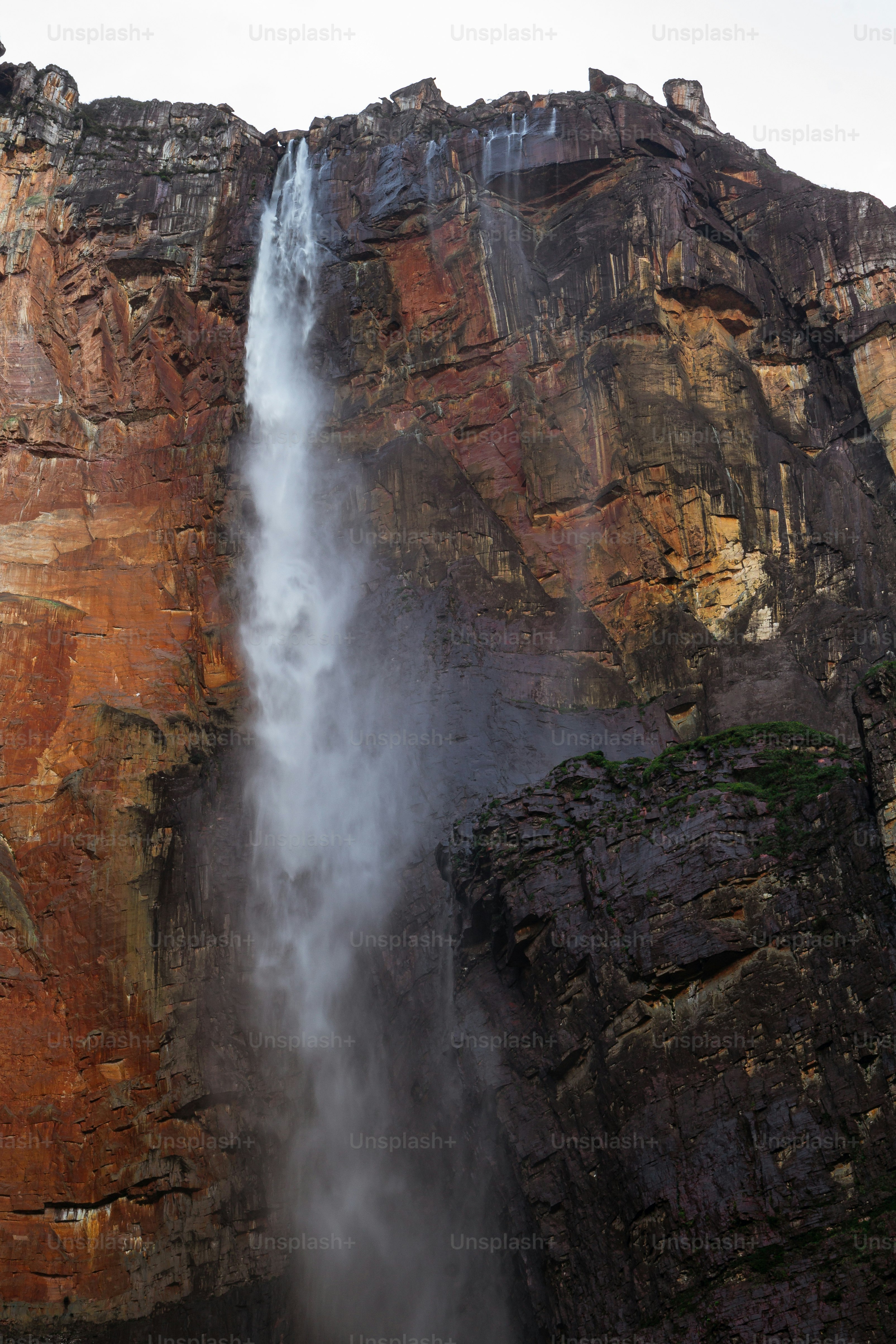 Primer plano de la cascada del Salto Ángel. La cascada más alta del ...