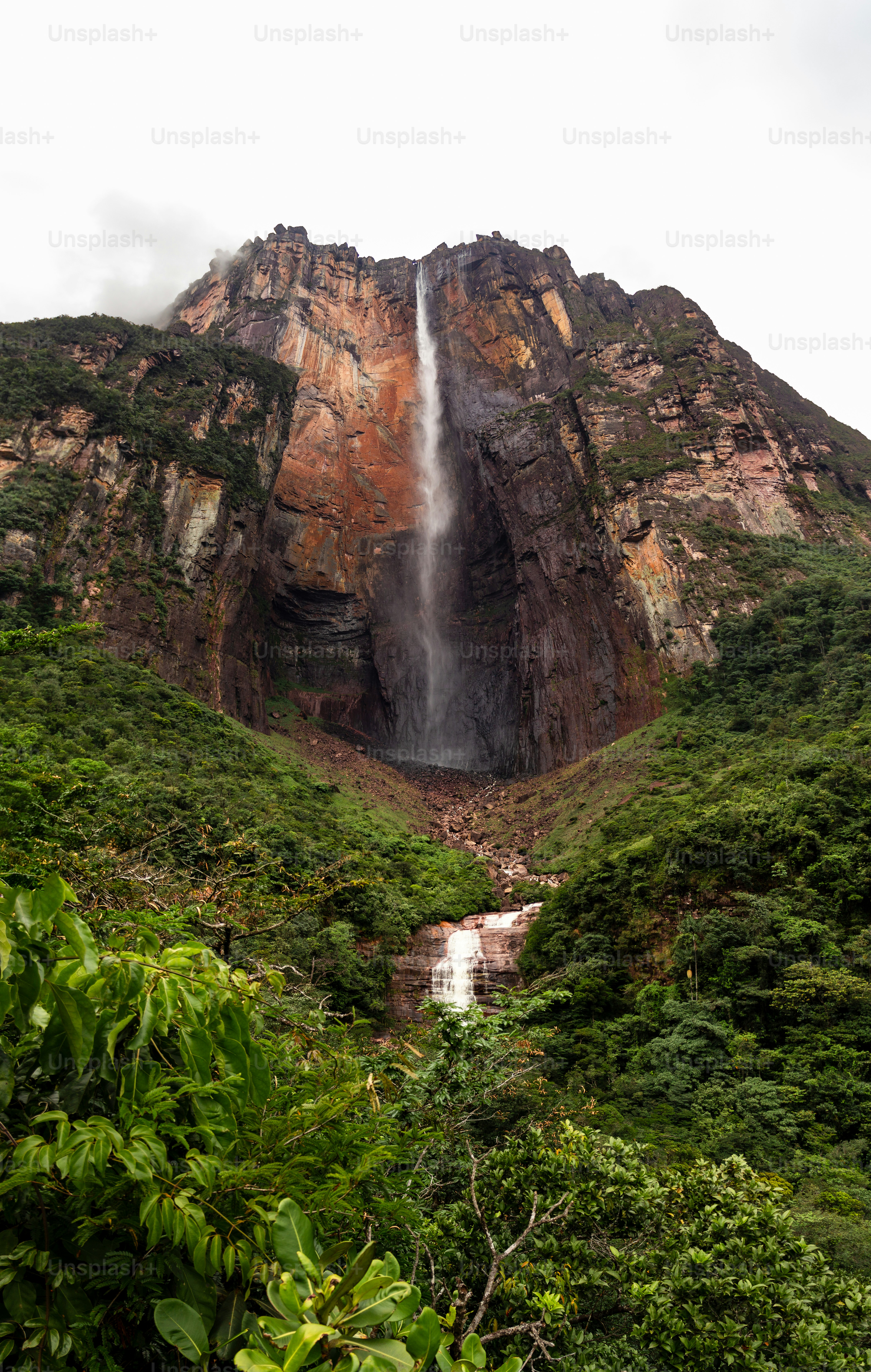 Vista panorámica del Salto Ángel con cielo nublado. La cascada más alta ...