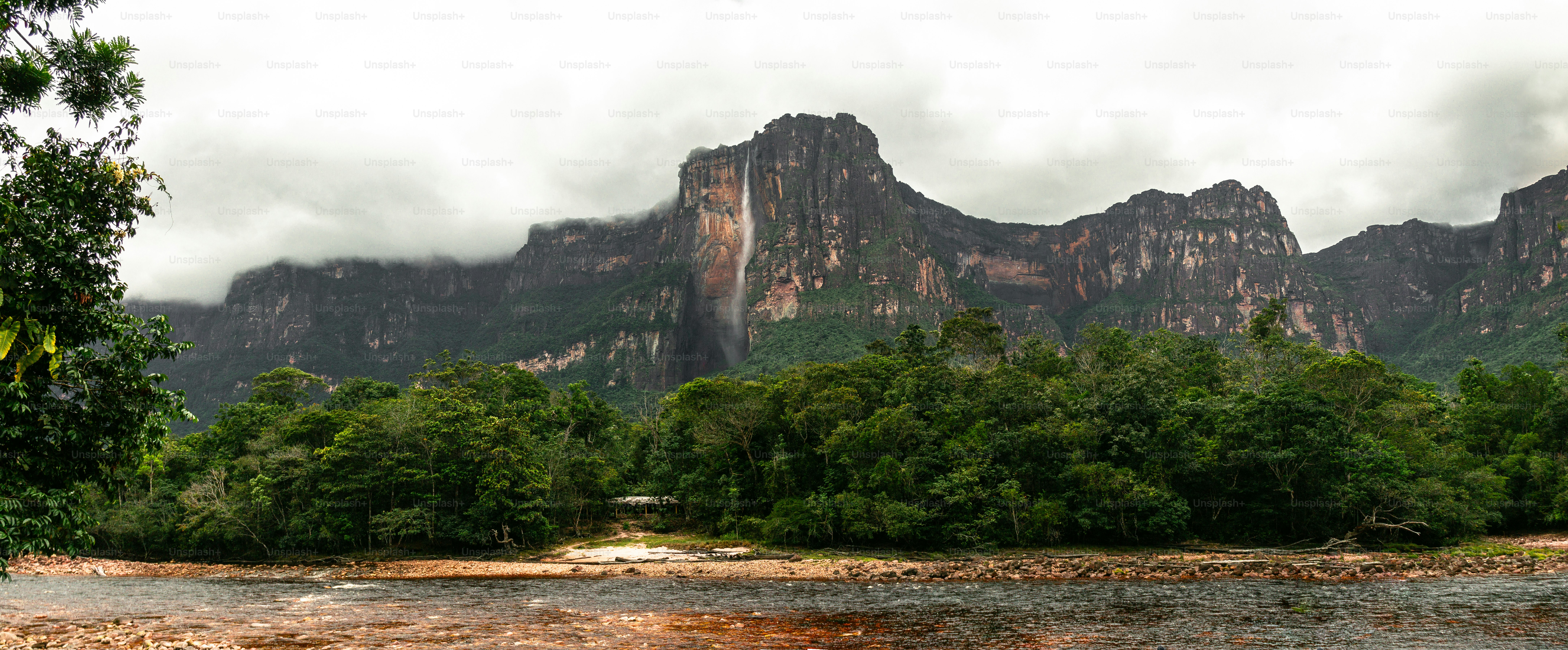 Vista panorámica del Salto Ángel con cielo nublado. La cascada más alta ...