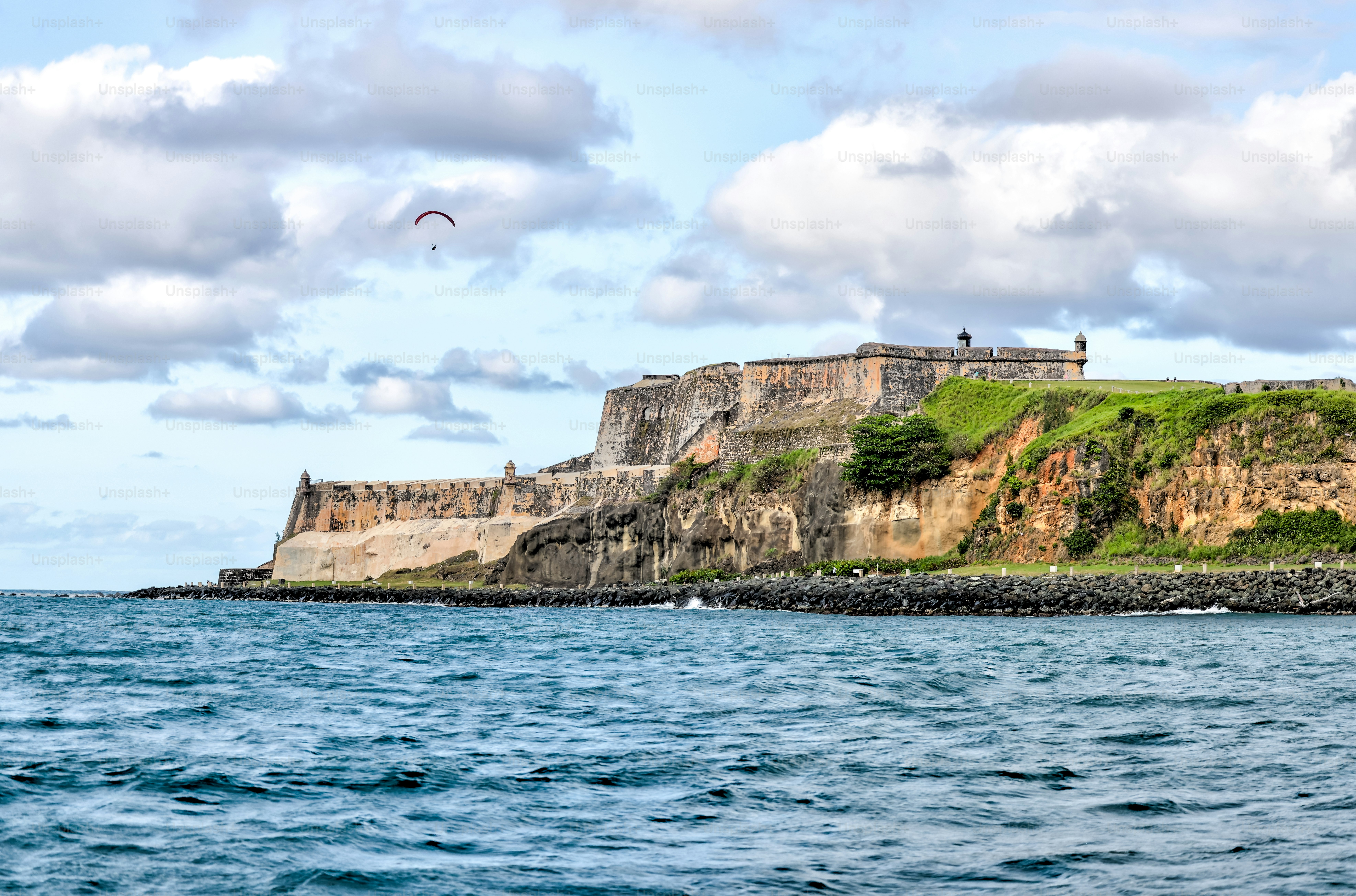 San Juan, Puerto Rico - 26 de marzo de 2024: Vista desde el agua del ...