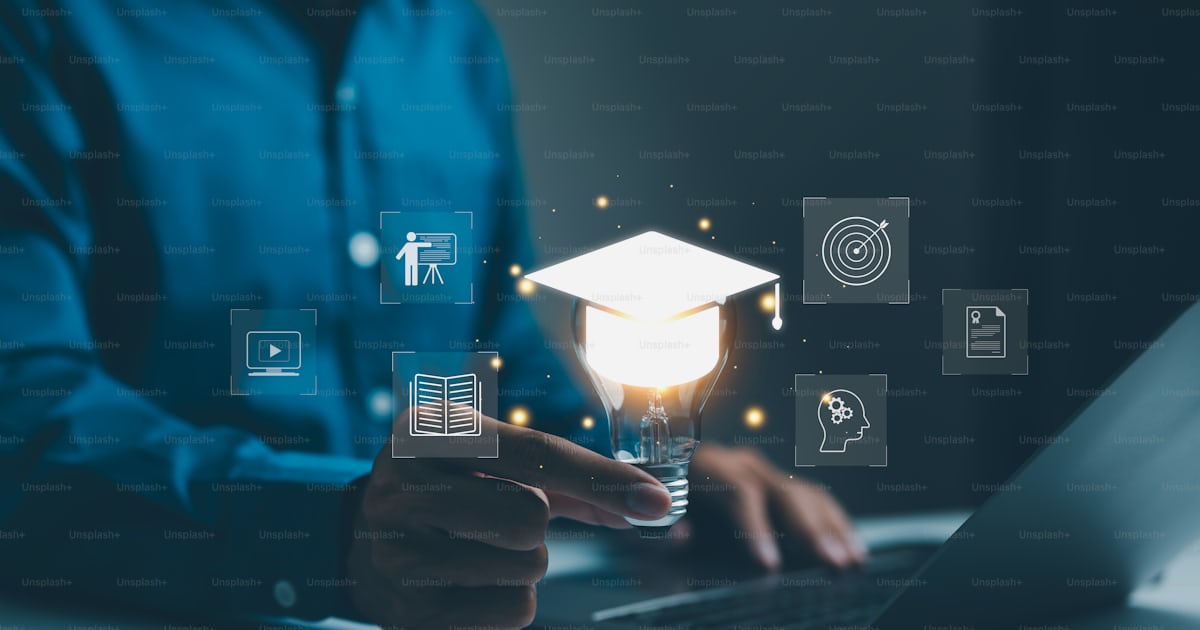 E Learning 대학원 수료증 프로그램 개념 이러닝을 상징하는 전구를 든 사람 아이콘 교육 온라인 과정 인증 프로그램