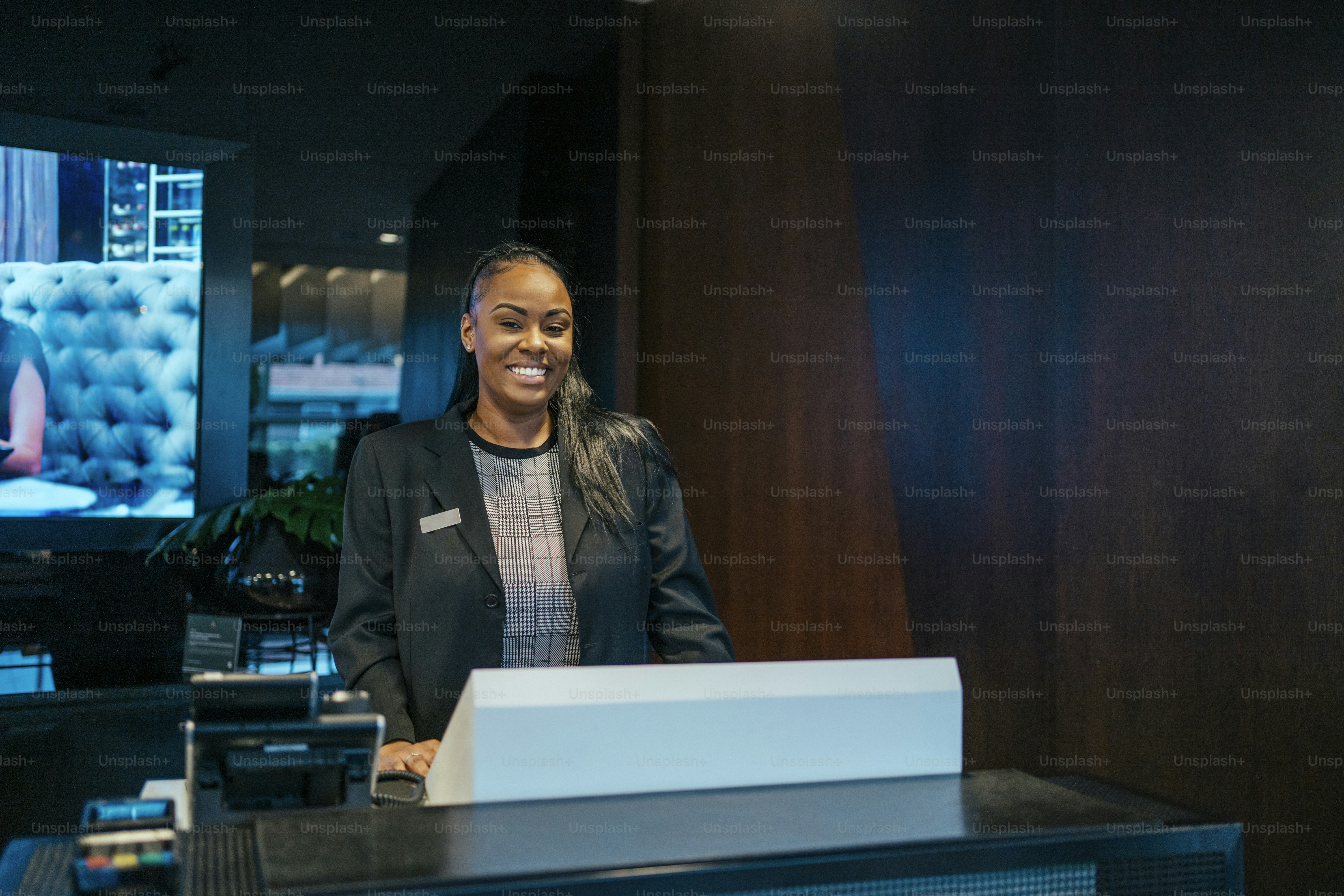 Portrait of a hotel receptionist photo – Travel check-in Image on Unsplash