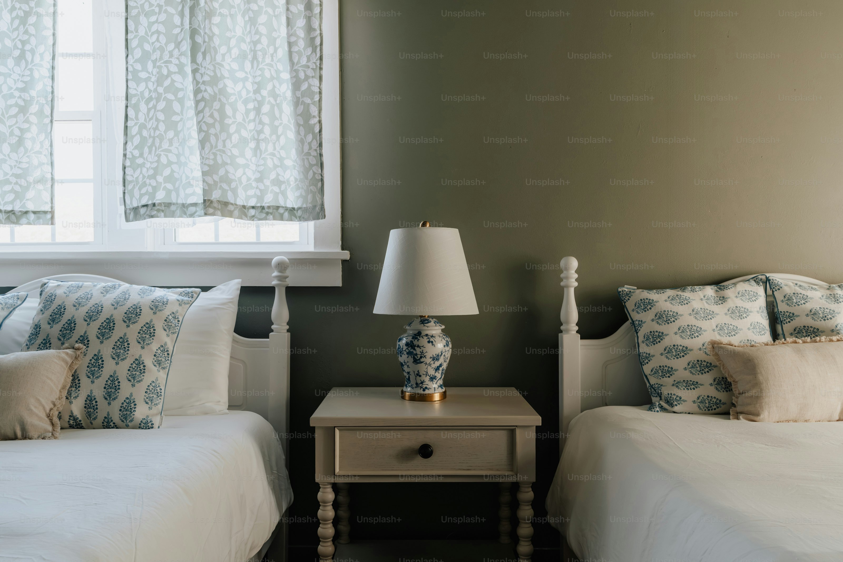 A couple of beds sitting next to each other in a bedroom photo – Twin ...