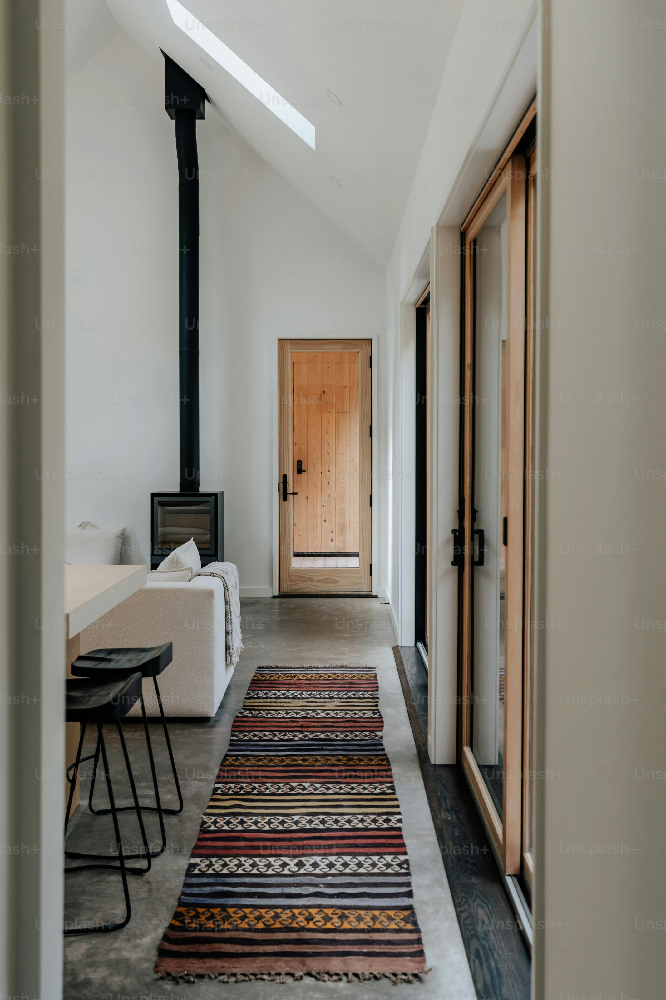A long hallway with a rug on the floor photo – House Image on Unsplash