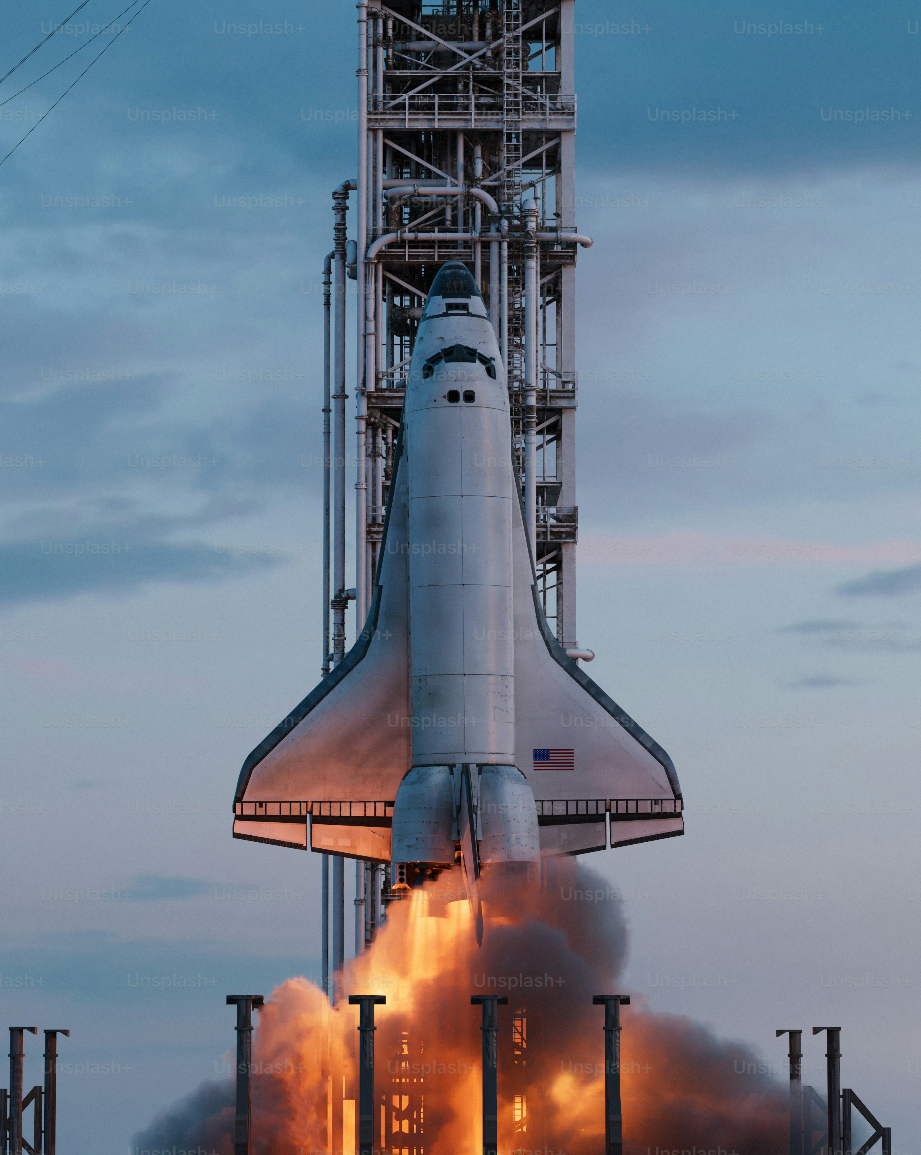 A space shuttle lifts off into the sky photo – Rocket Image on Unsplash