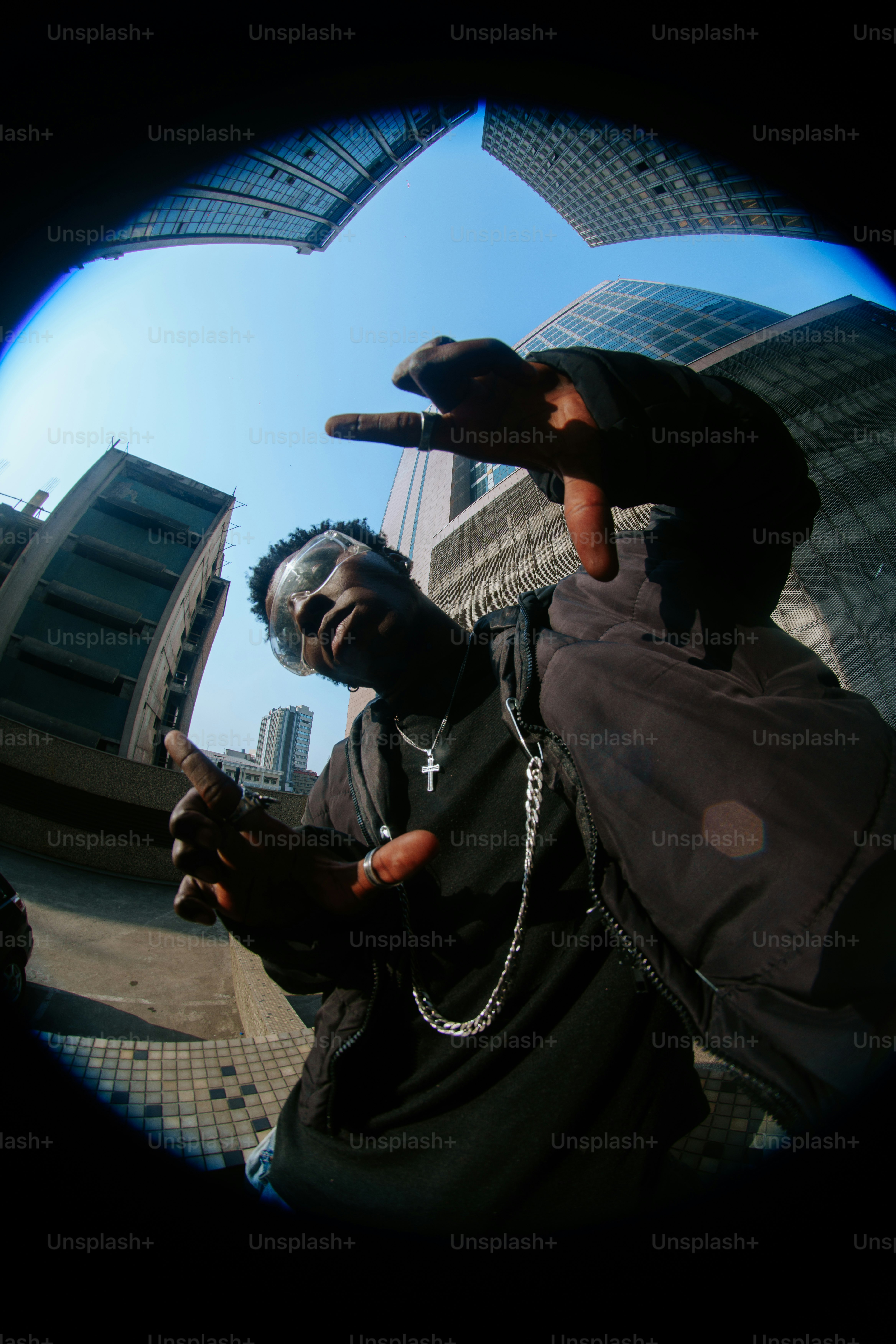 Ein Mann, der vor einem Gebäude steht und ein Handy in der Hand hält ...