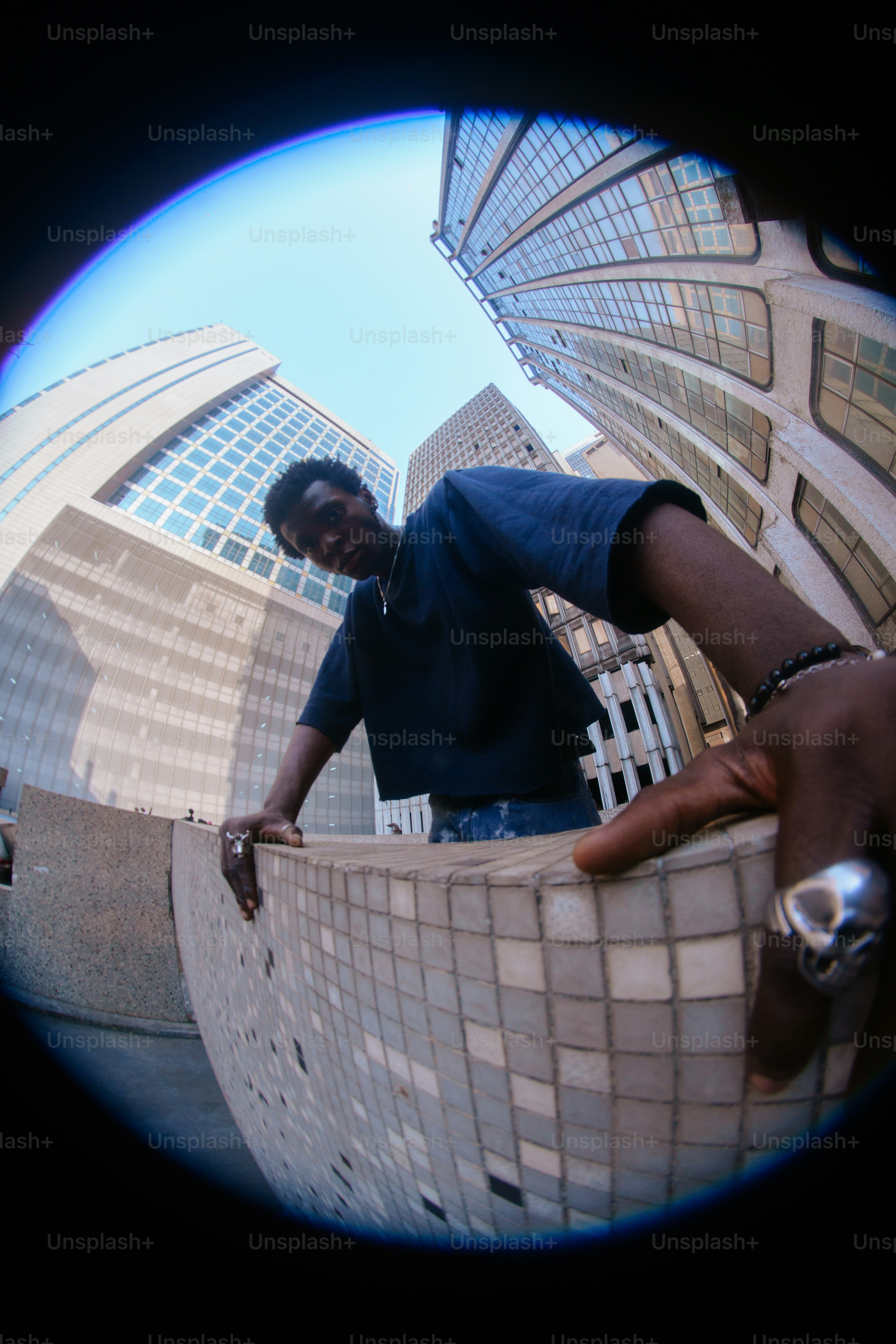 Ein Mann, der vor einem Gebäude steht und ein Handy in der Hand hält ...