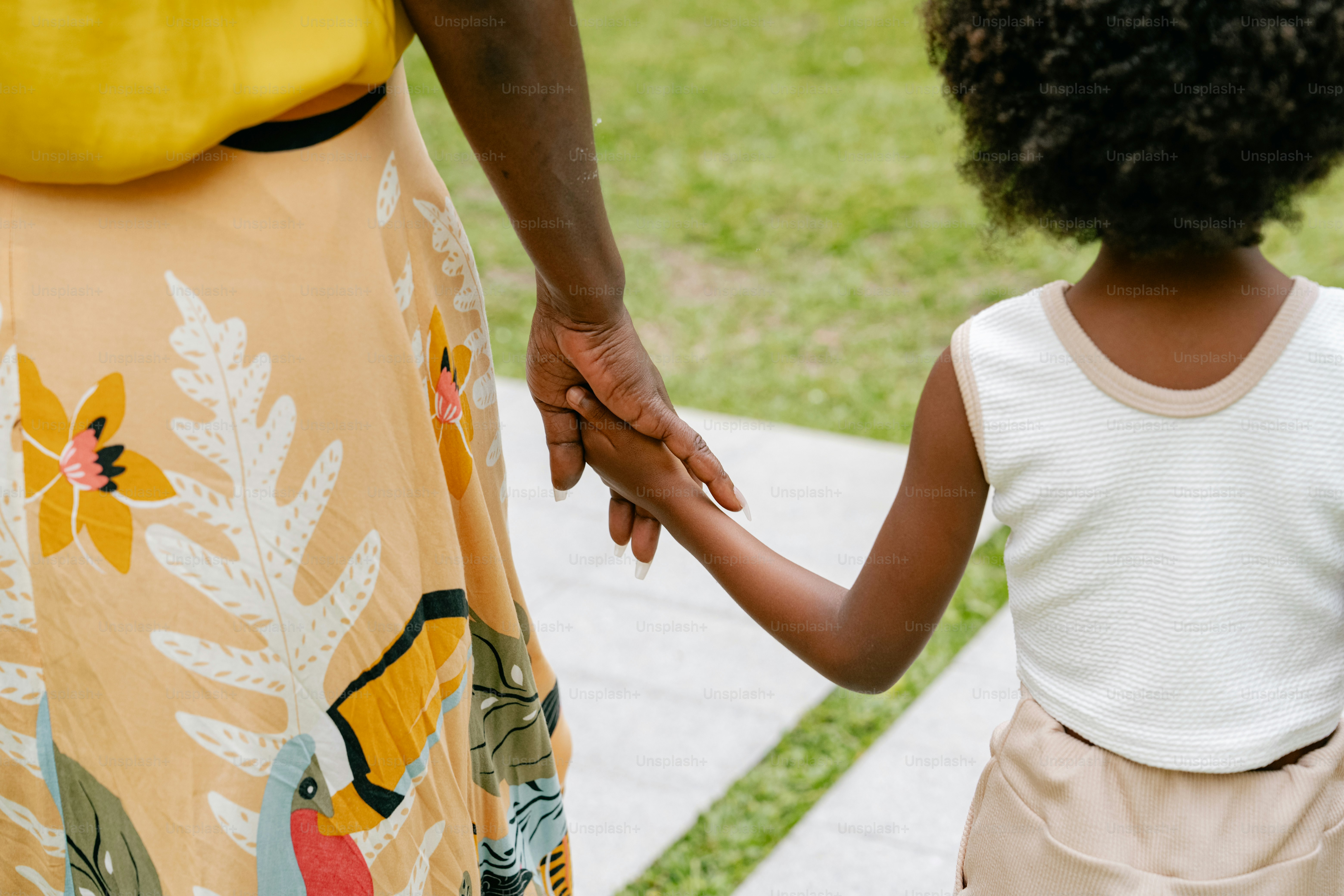 Une femme tenant la main d’une petite fille photo – Image de Famille ...