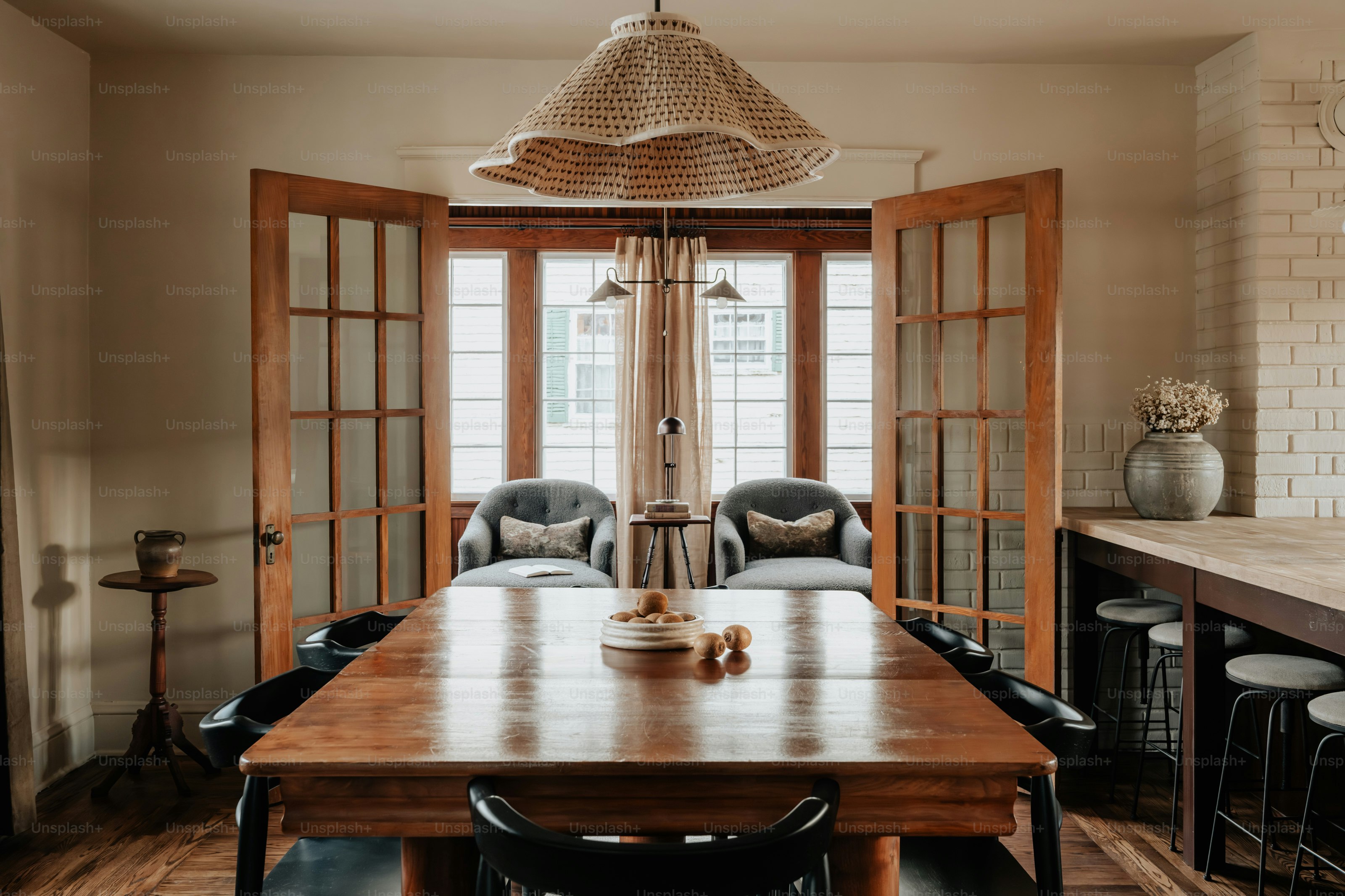 A dining room with a table and chairs photo – Dining room Image on Unsplash