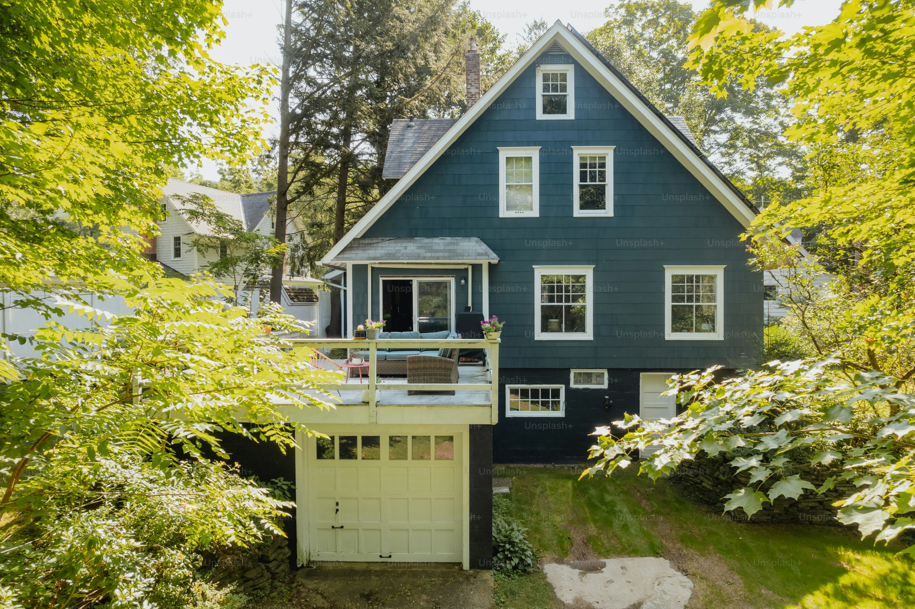 A green house surrounded by trees and bushes photo – Detached house ...