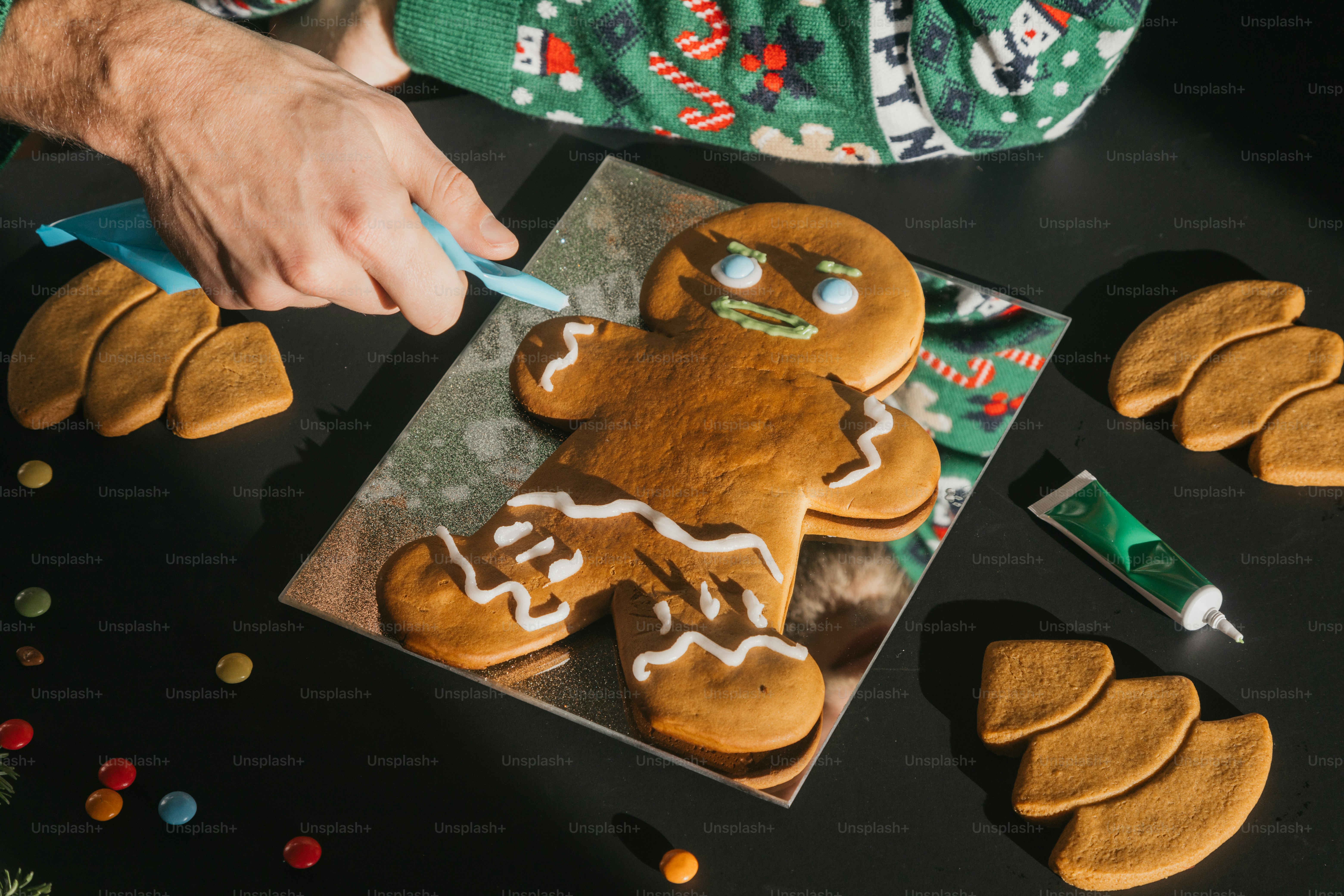 A man is decorating a gingerbread man photo – Christmas Image on Unsplash