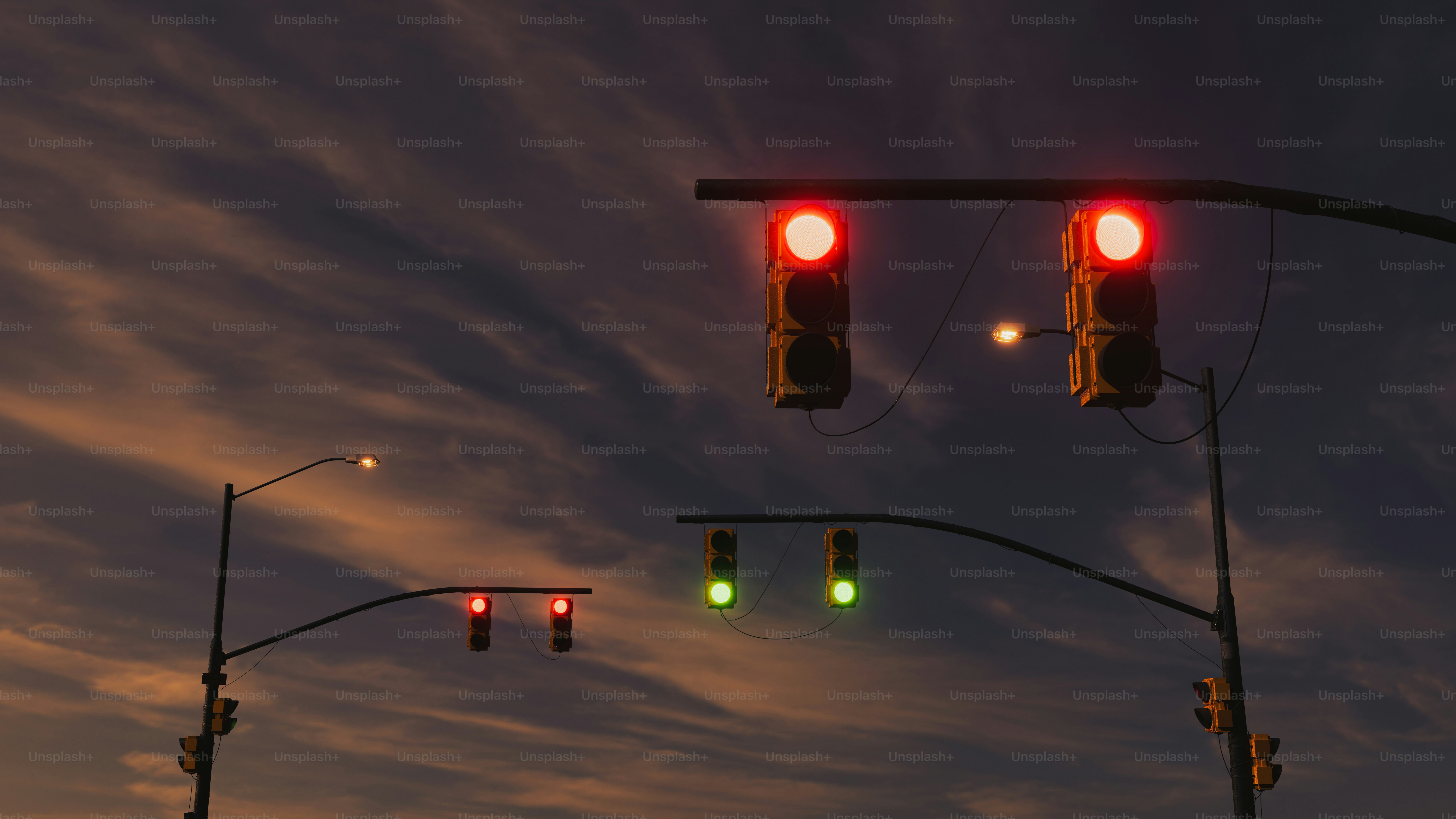 Un par de semáforos colgados de un poste de semáforo foto – Imagen de ...