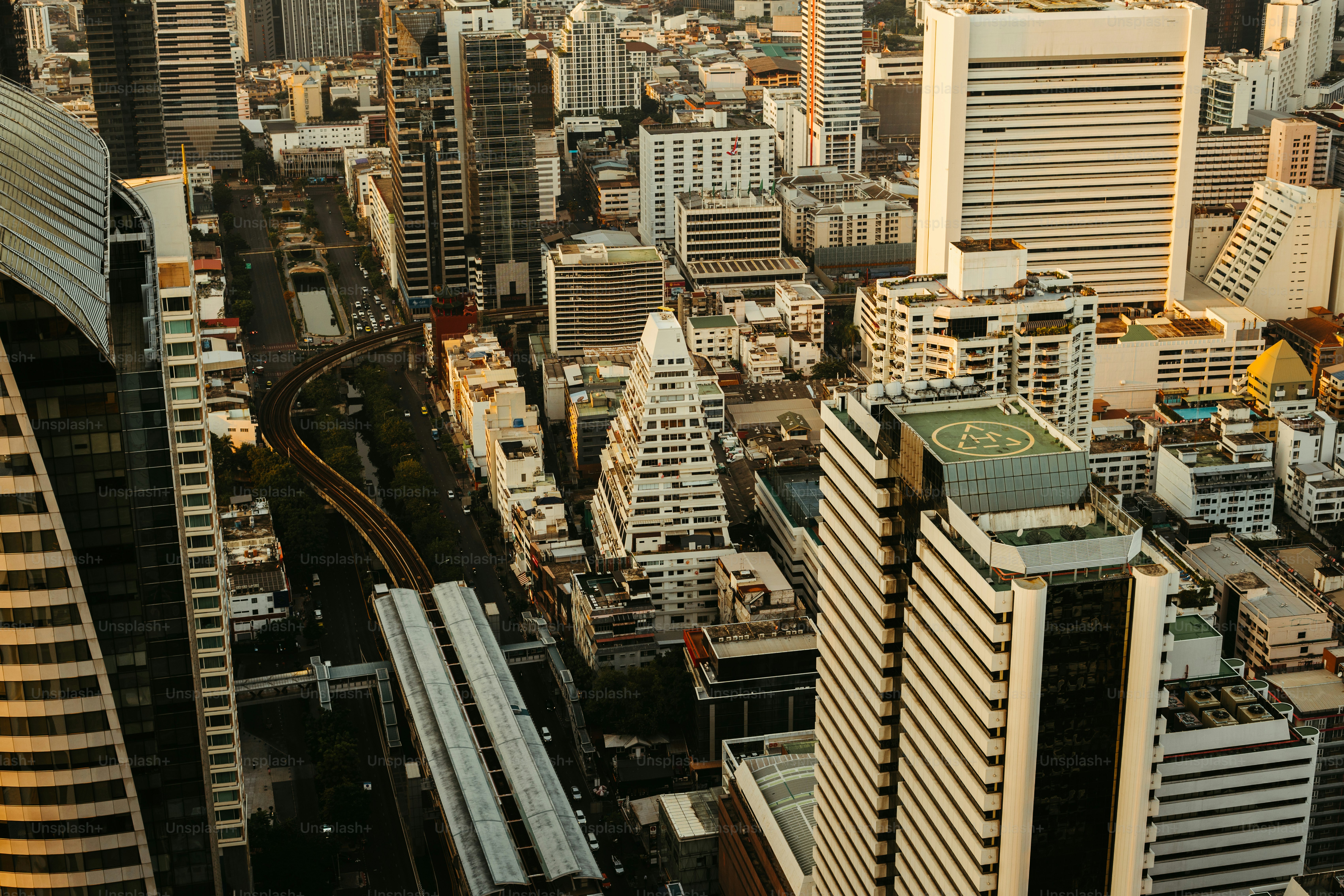 Una vista aérea de una ciudad con edificios altos foto – Imagen de ...
