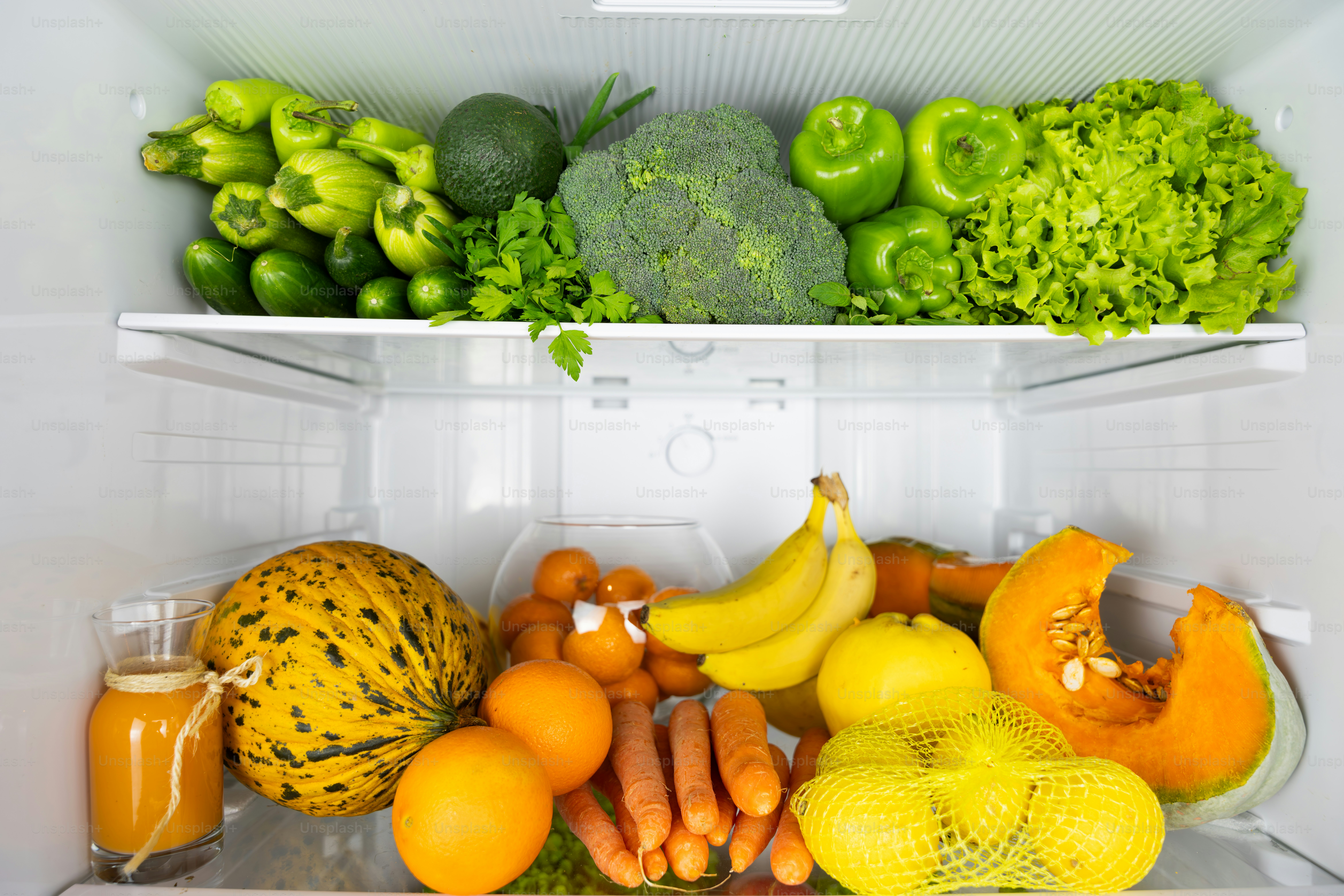 Un refrigerador lleno de muchas frutas y verduras frescas foto – Imagen ...