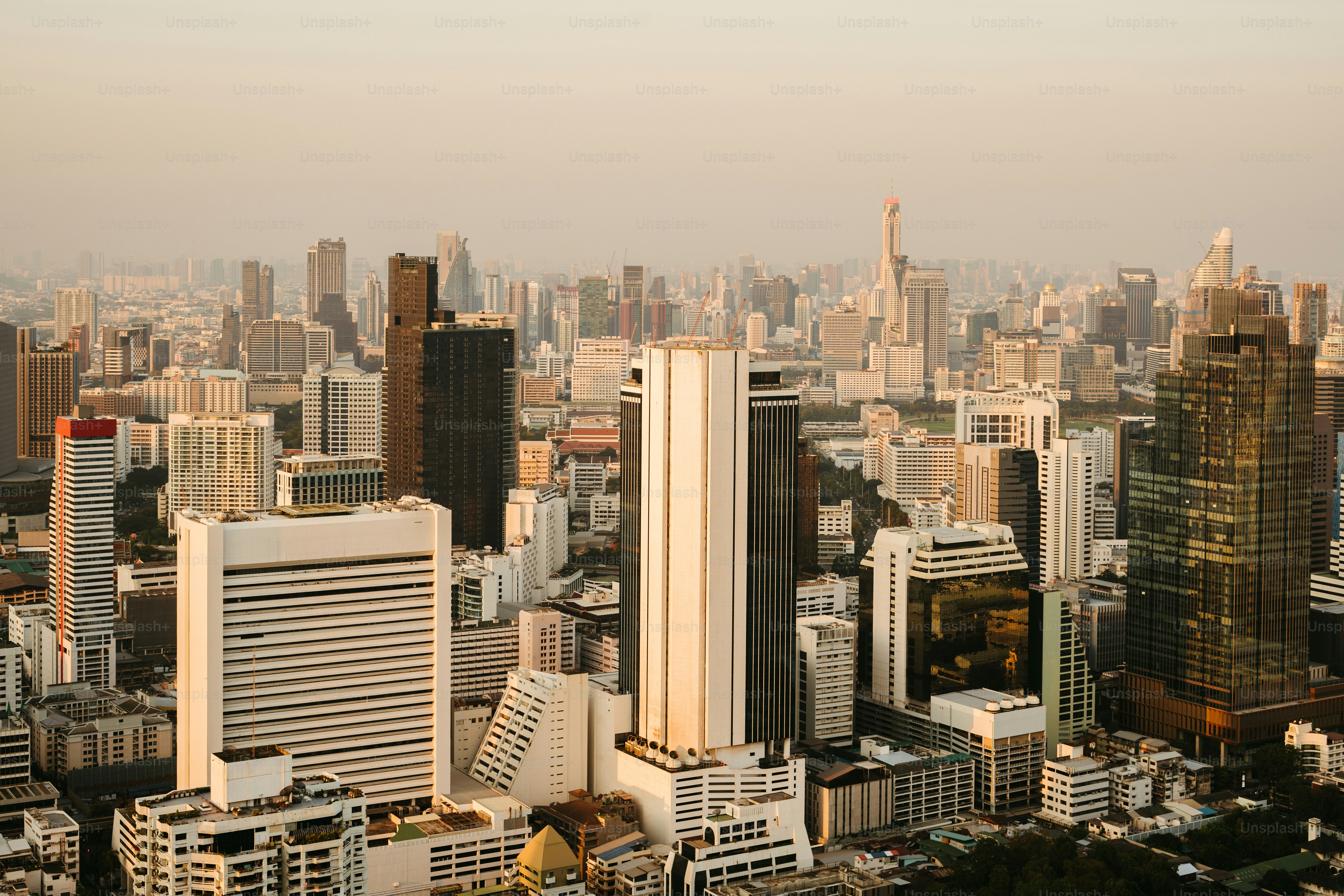 Une vue aérienne d’une ville avec de grands immeubles photo – Image de ...