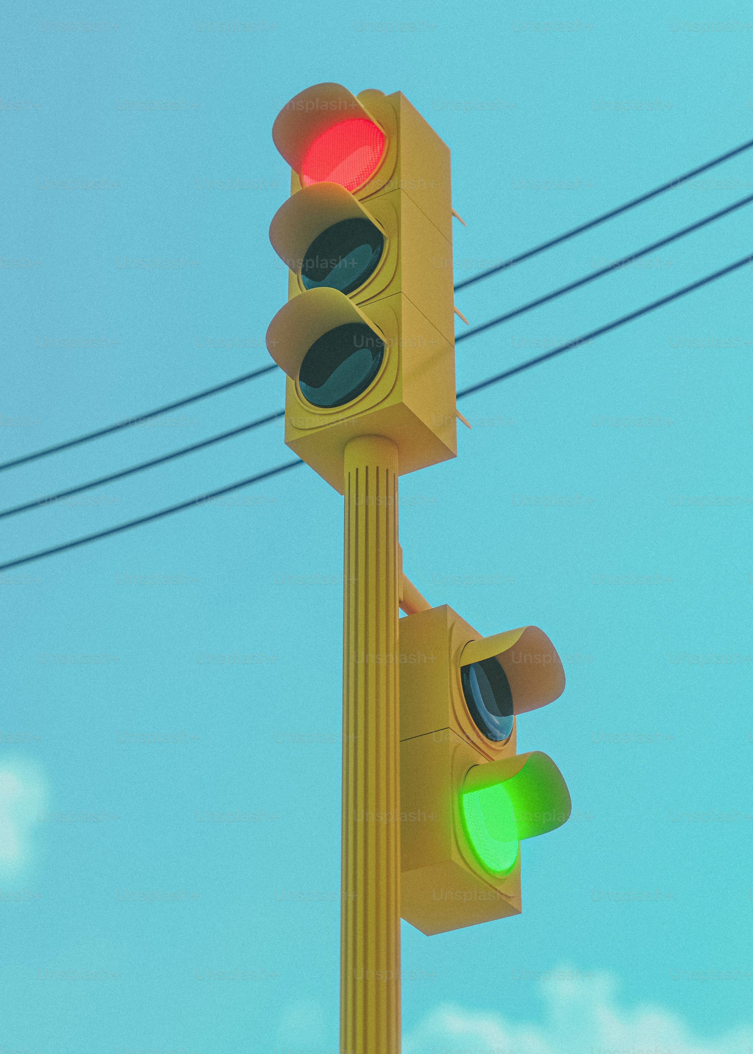 Un semáforo en un poste con líneas eléctricas al fondo foto – Imagen de ...