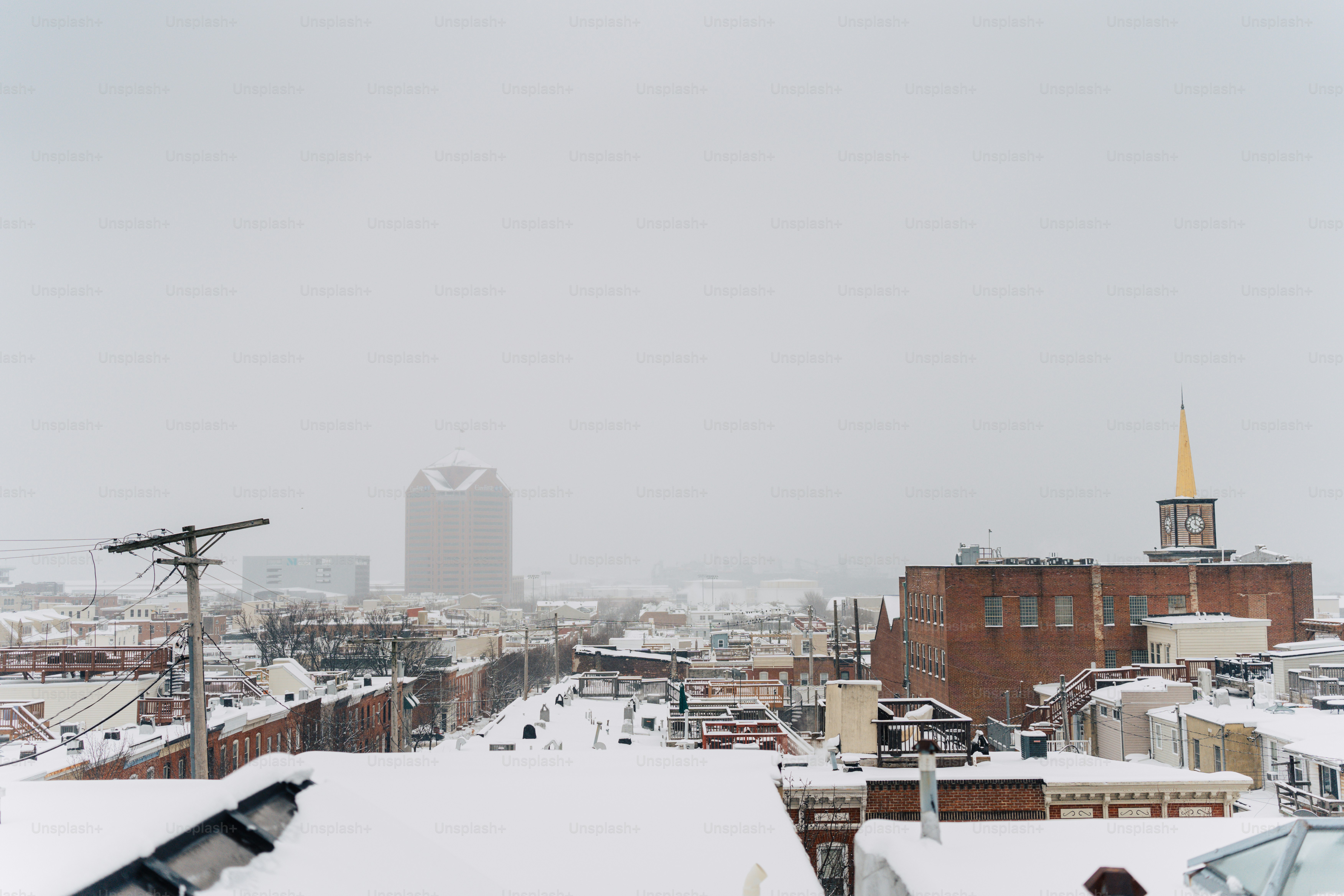 A snowy view of a city from a rooftop photo – Snow Image on Unsplash
