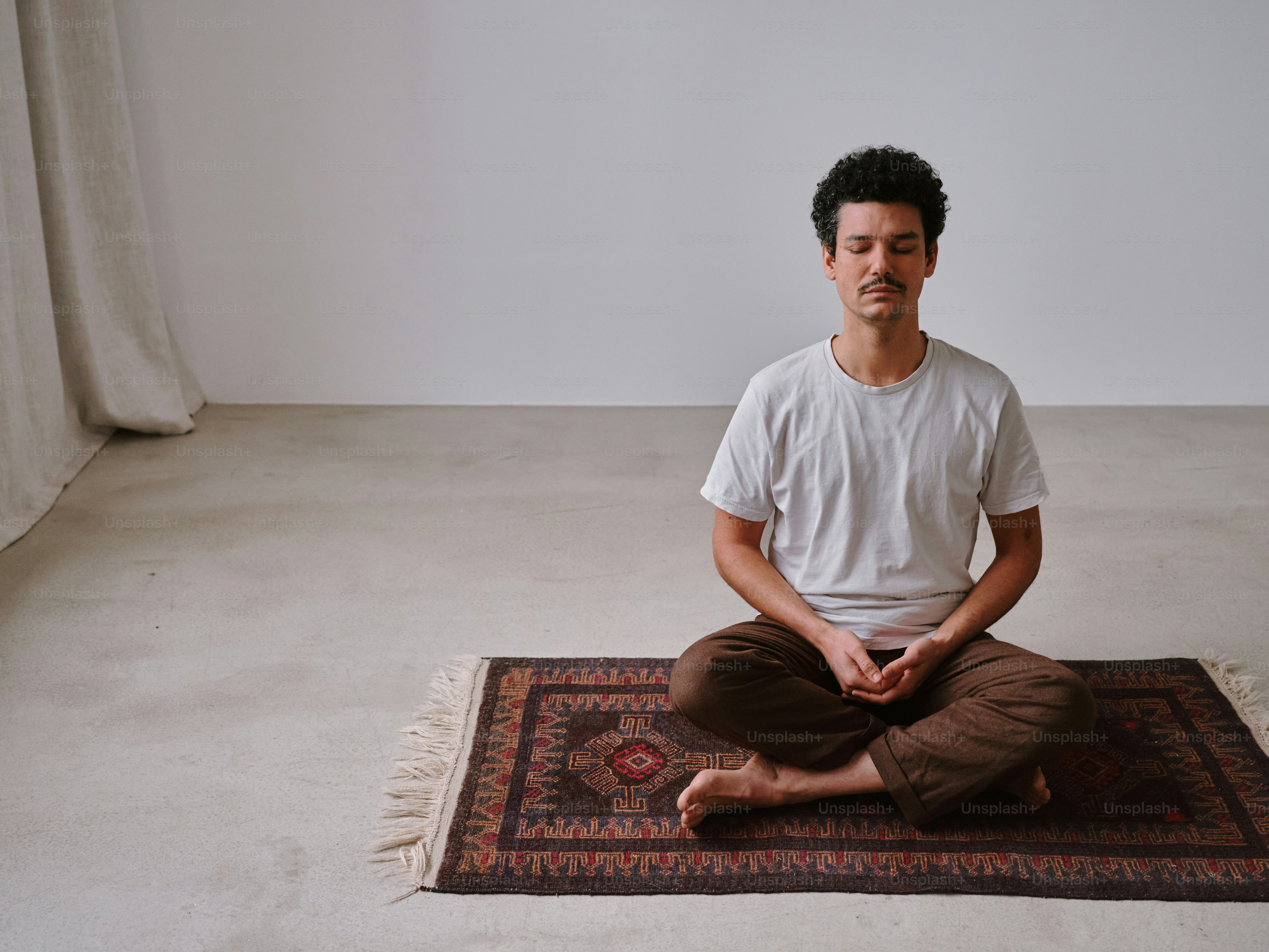 Un homme assis en position de yoga sur un tapis photo – Image de Santé ...