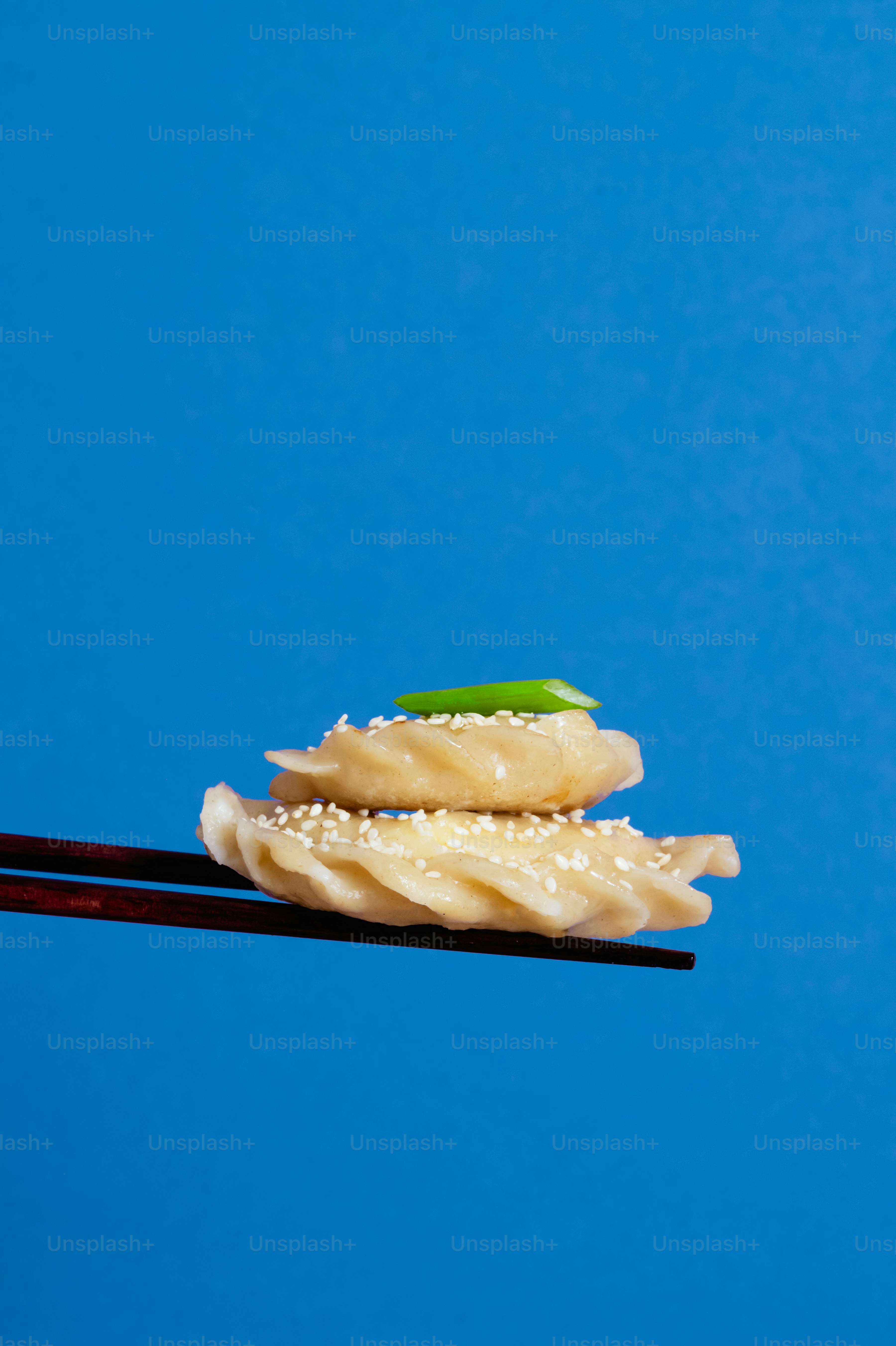 A pair of chopsticks with food on them photo – Cuisine Image on Unsplash