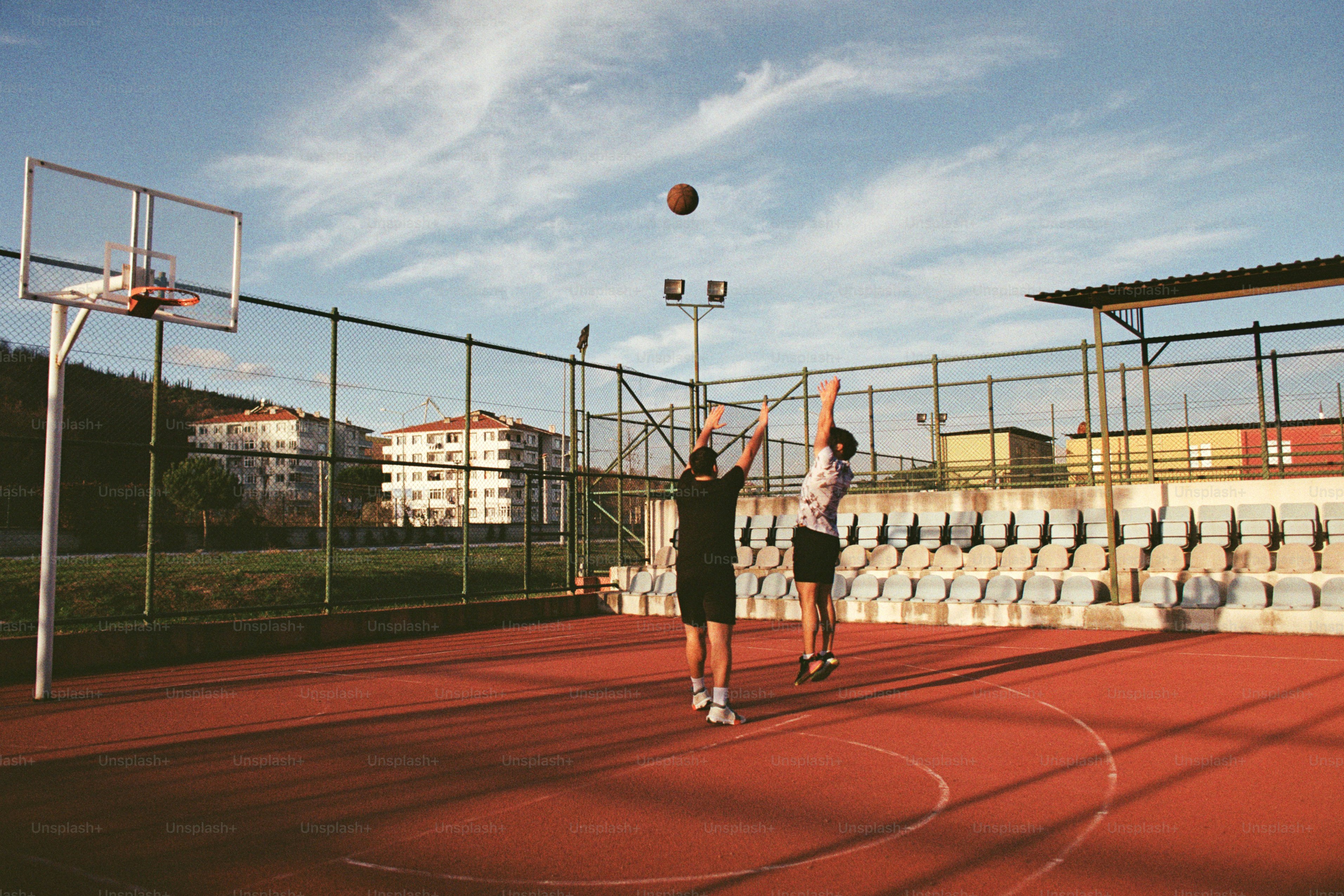 Un hombre y una mujer jugando al baloncesto en una cancha foto – Imagen ...