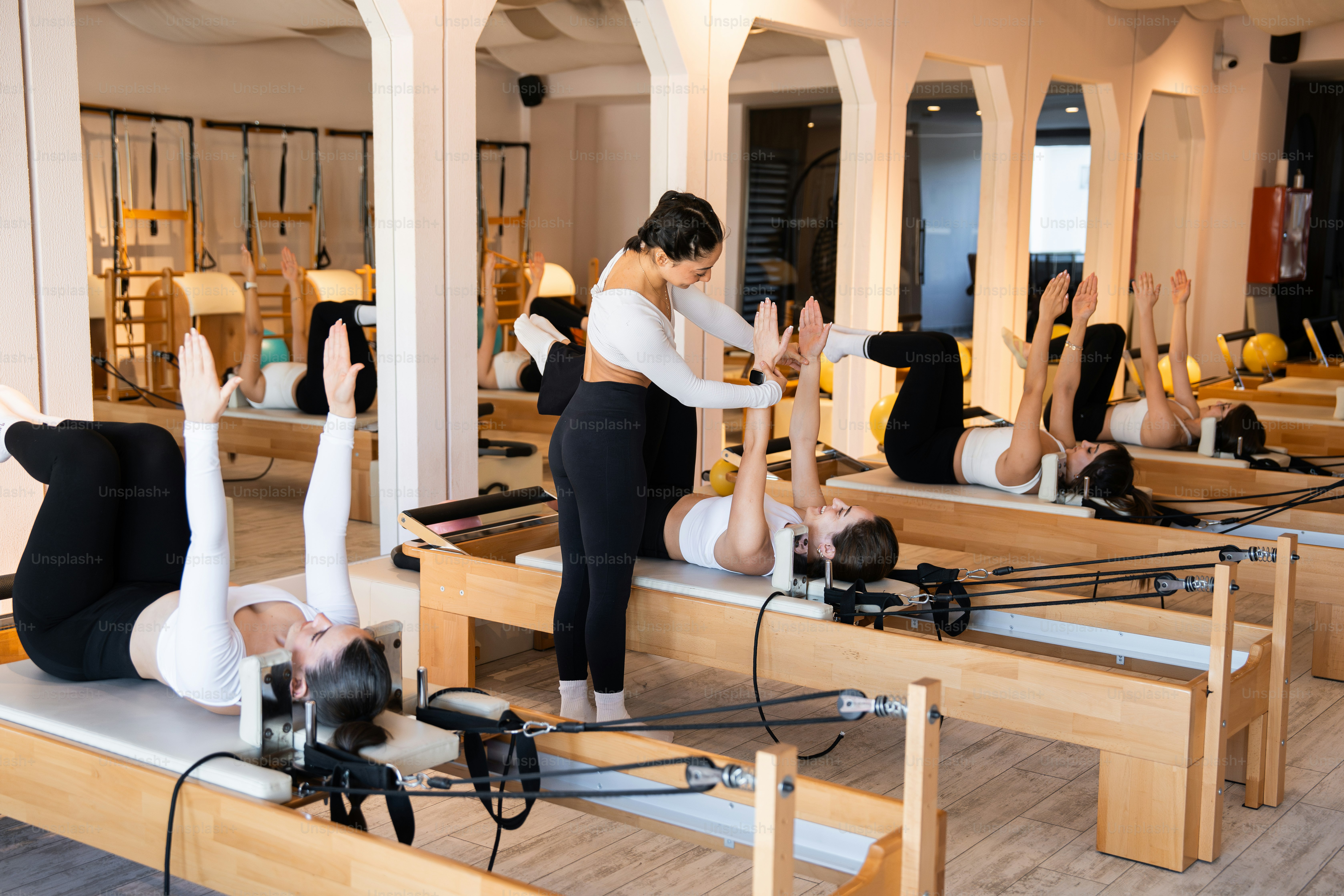 A group of people doing pivots in a gym photo – Fitness classes Image ...