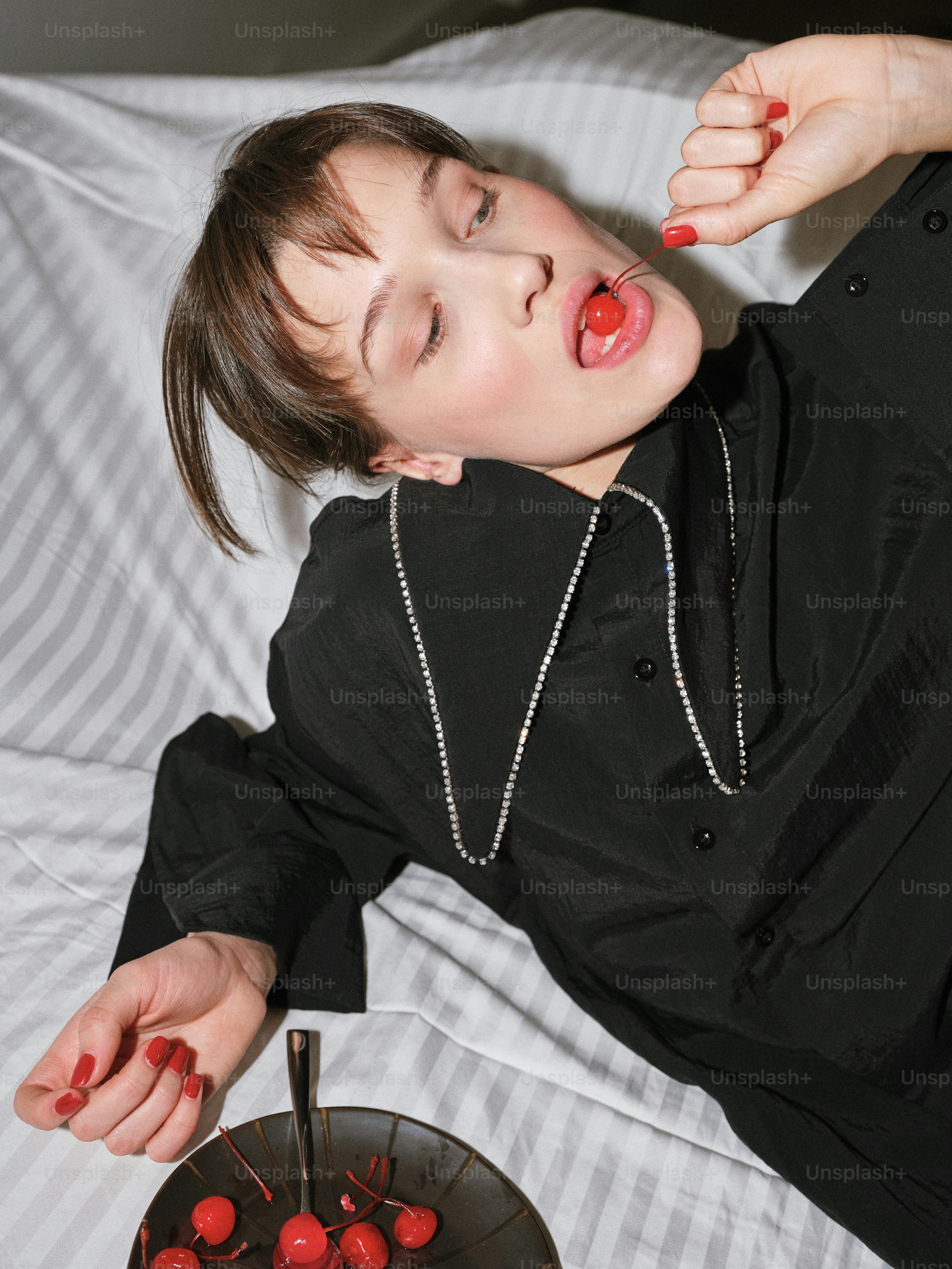 Une femme allongée sur un lit portant des talons hauts photo – Image de ...