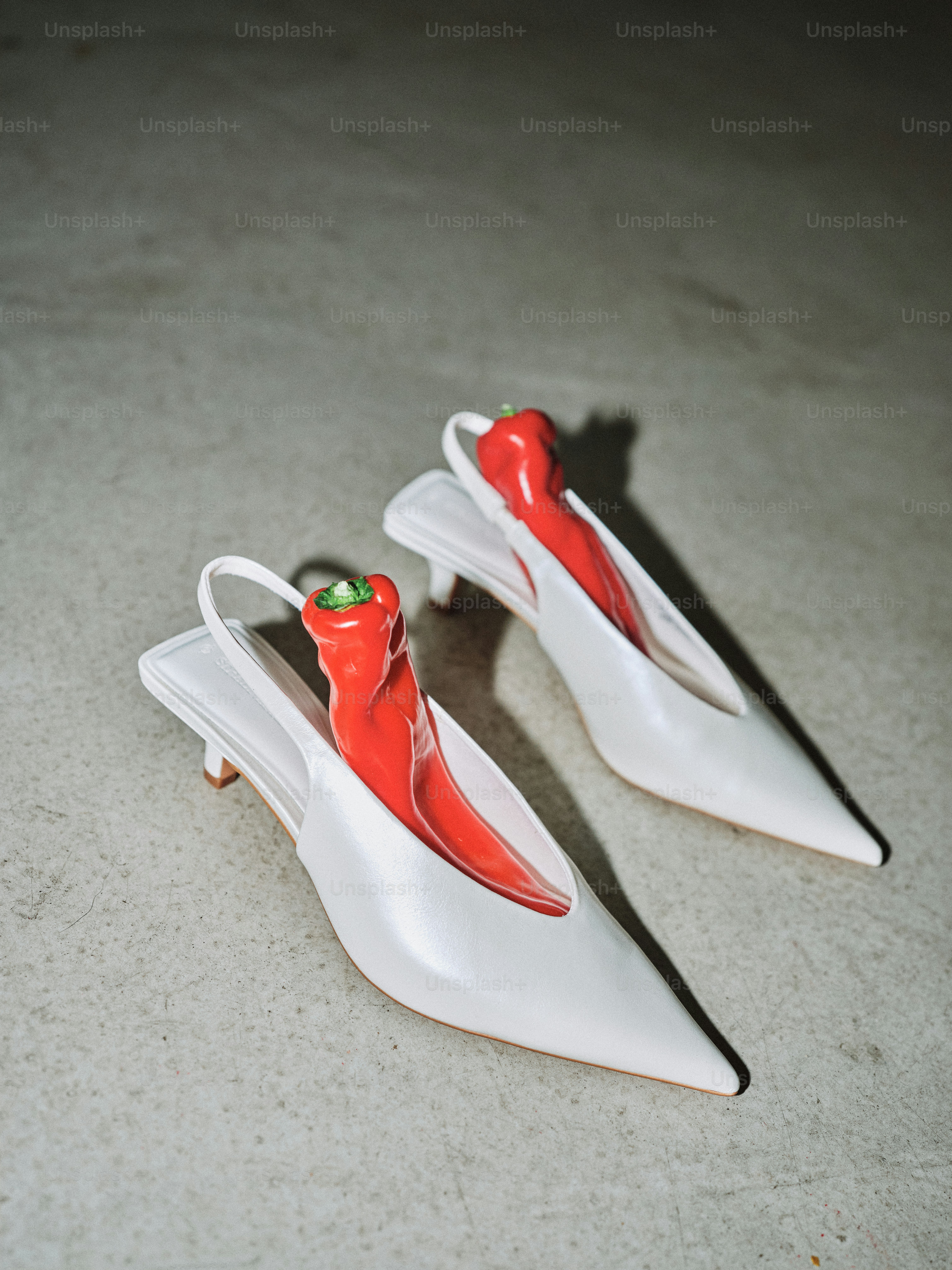 Une paire de chaussures rouges et blanches posées sur le sol photo ...