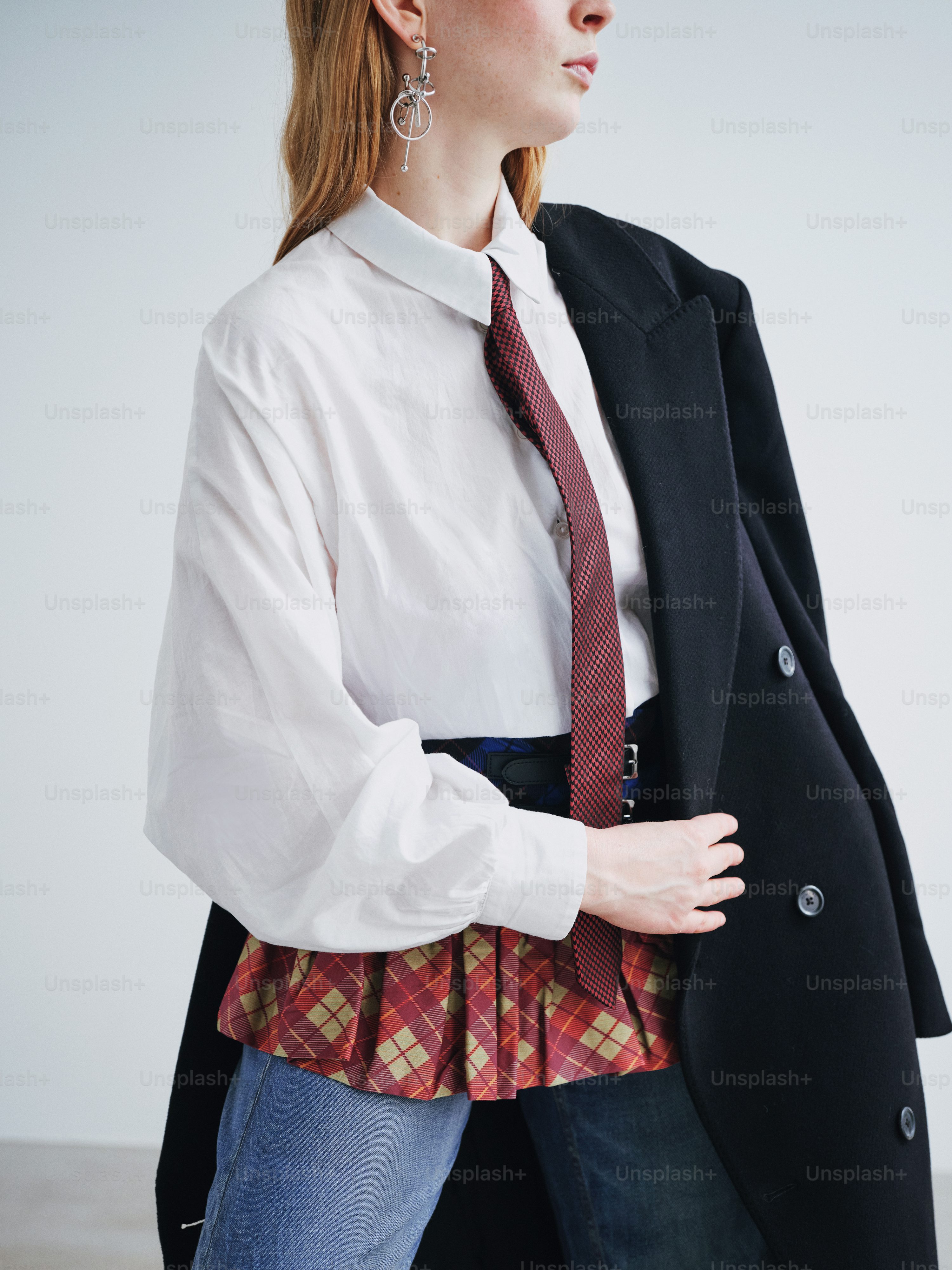 Una donna che indossa una cravatta e una camicia bianca foto – Immagine ... Una donna che indossa una cravatta e una camicia bianca foto – Immagine ...