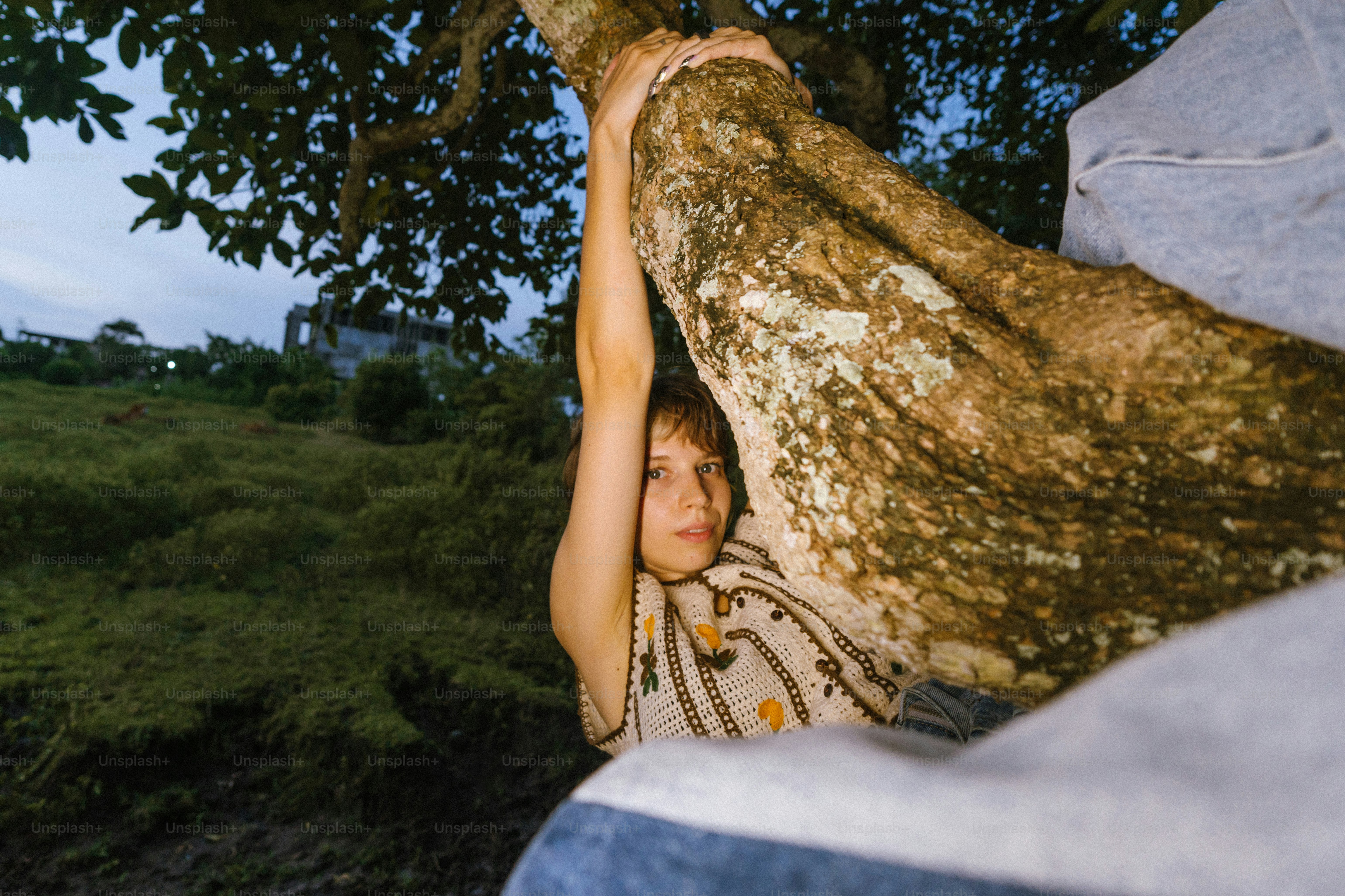 Una persona está colgada boca abajo de un árbol foto – Imagen de ...