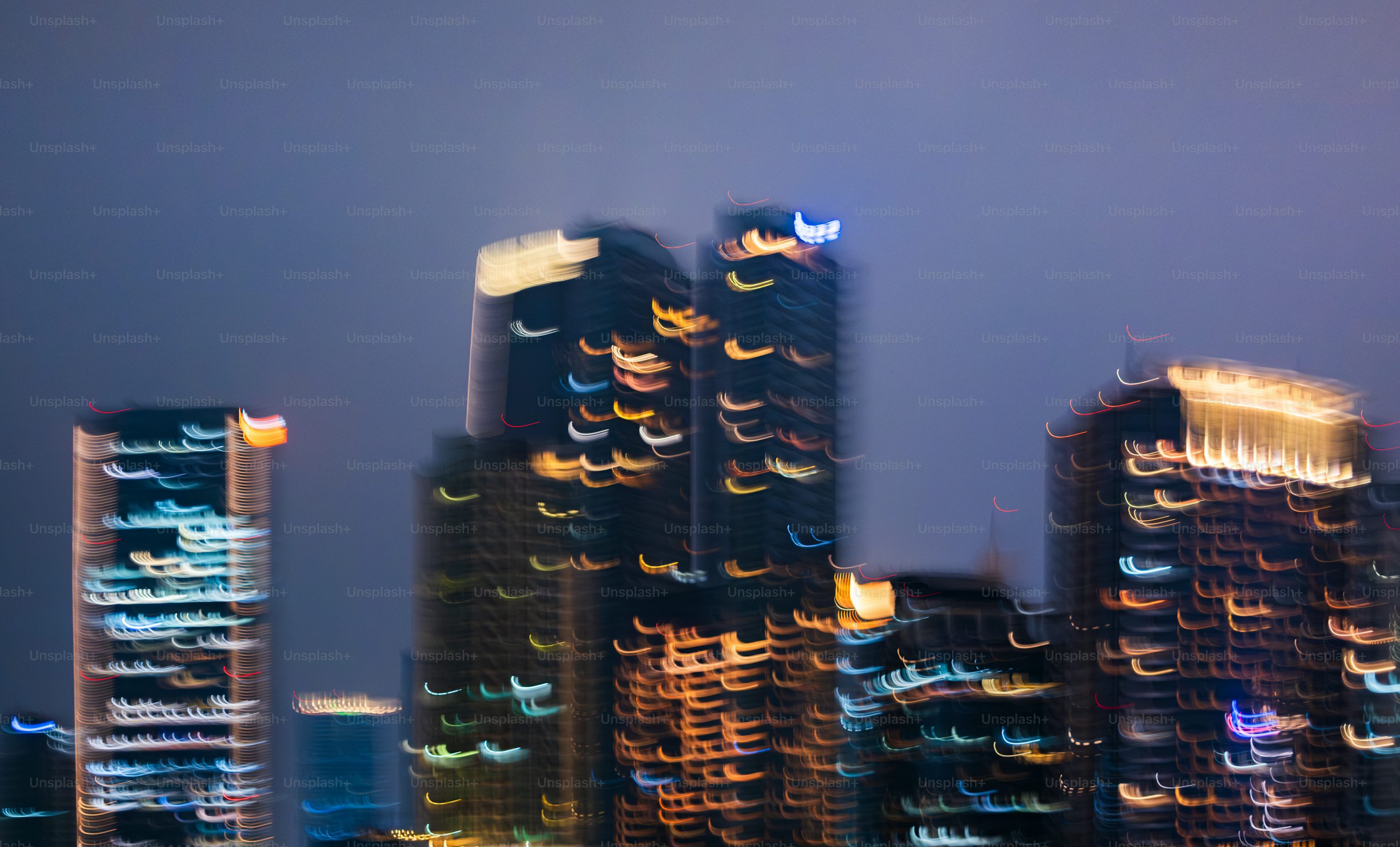 Una vista de una ciudad por la noche desde el otro lado del agua foto ... Una vista de una ciudad por la noche desde el otro lado del agua foto ...