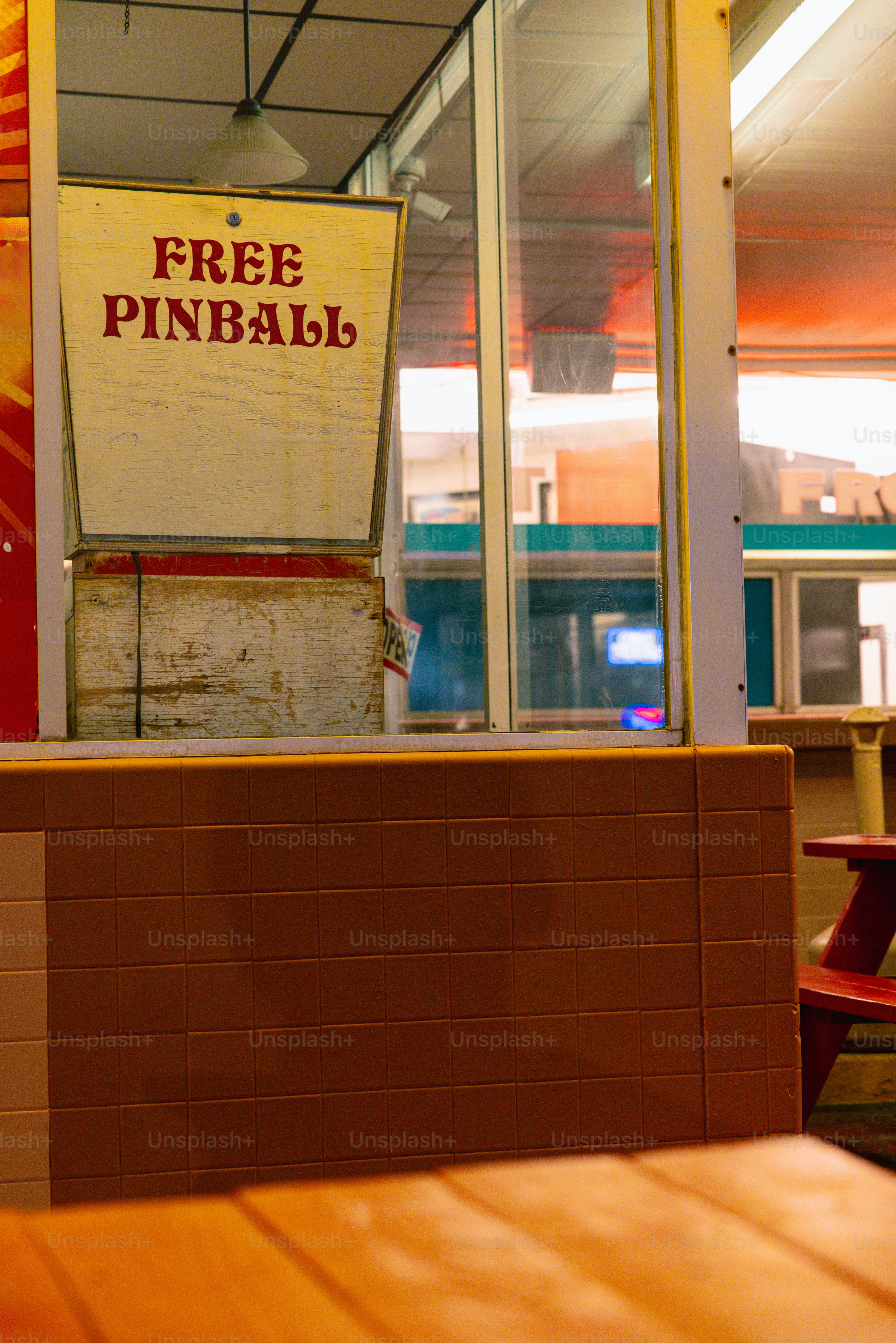 Une pancarte de flipper gratuite posée sur une table en bois photo ...