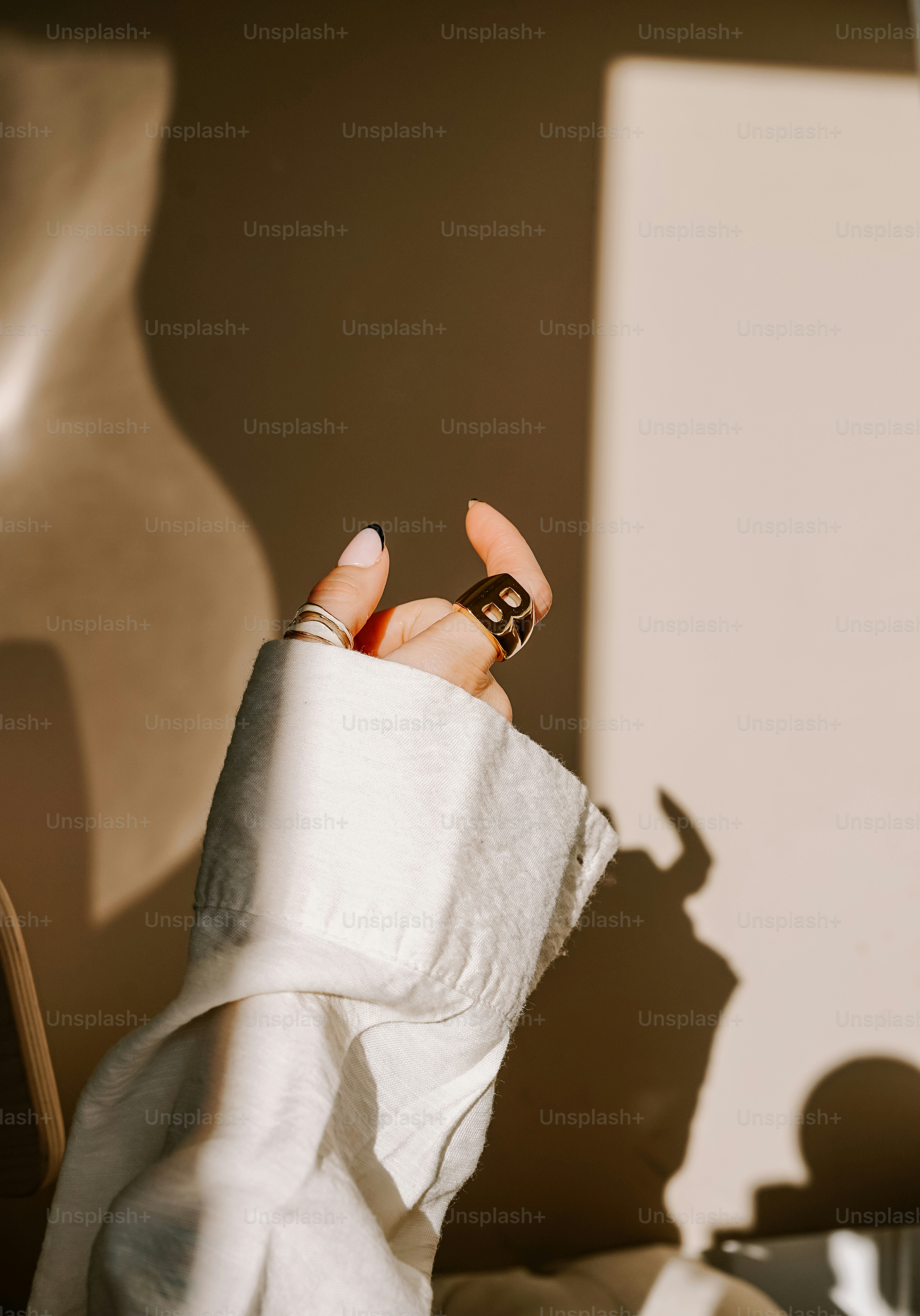 A woman's hand with a ring on it photo – Sophistication Image on Unsplash