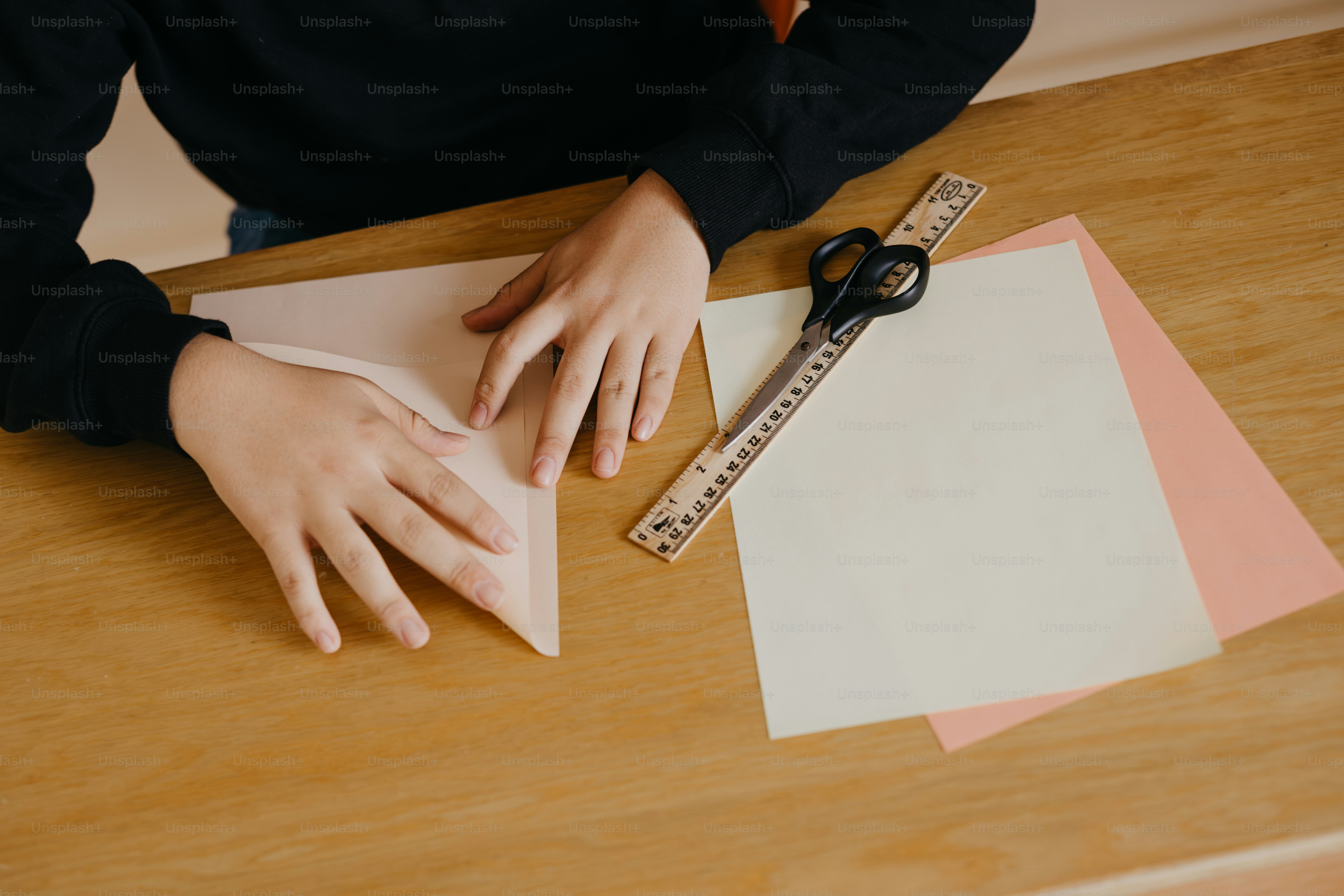 A woman cutting paper with a pair of scissors photo – Art Image on Unsplash