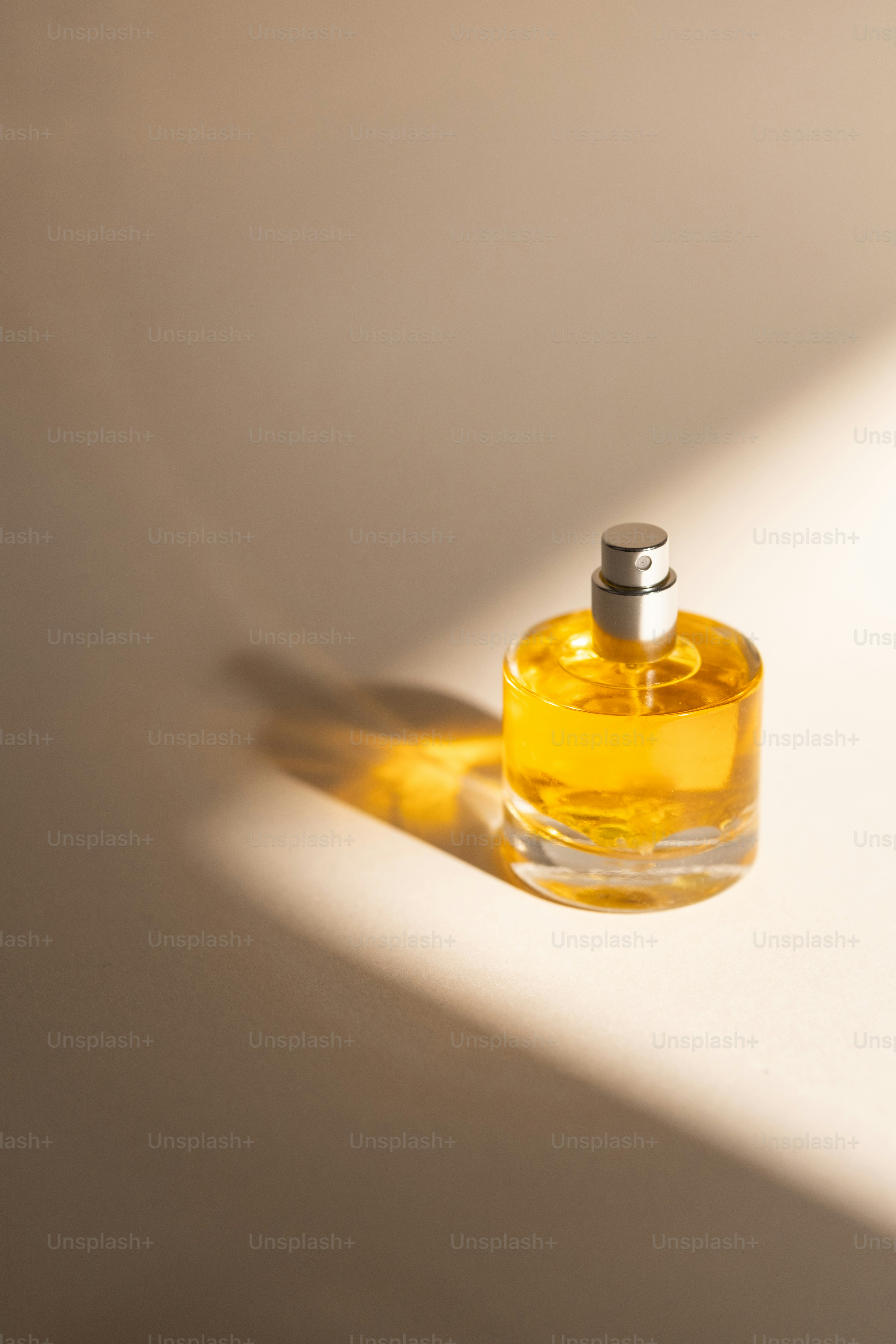 Une bouteille d’eau de Cologne posée sur une table photo – Image de Parfum sur Unsplash