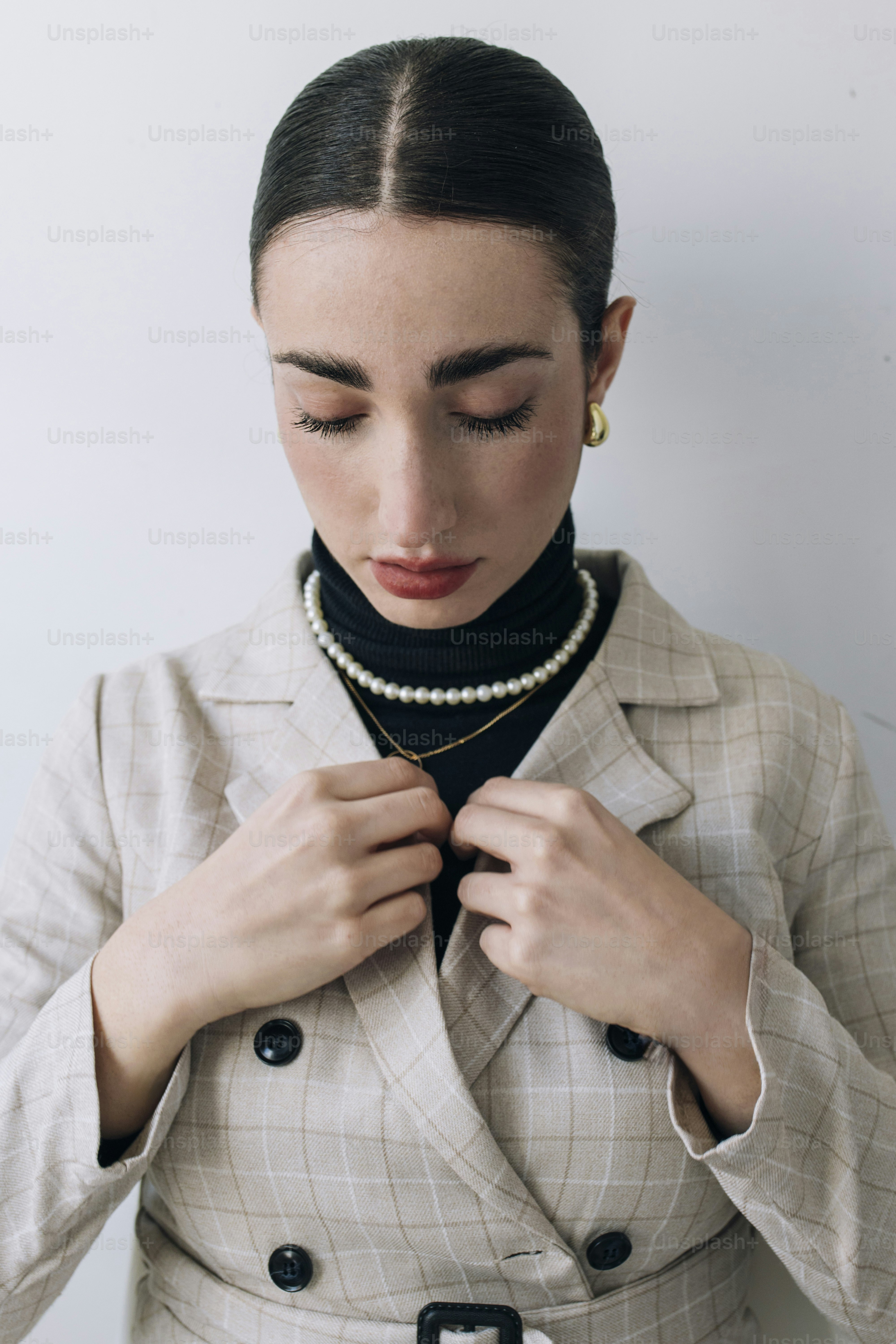 スーツを着てネクタイを直す女性の写真 – Unsplashの贅沢の画像